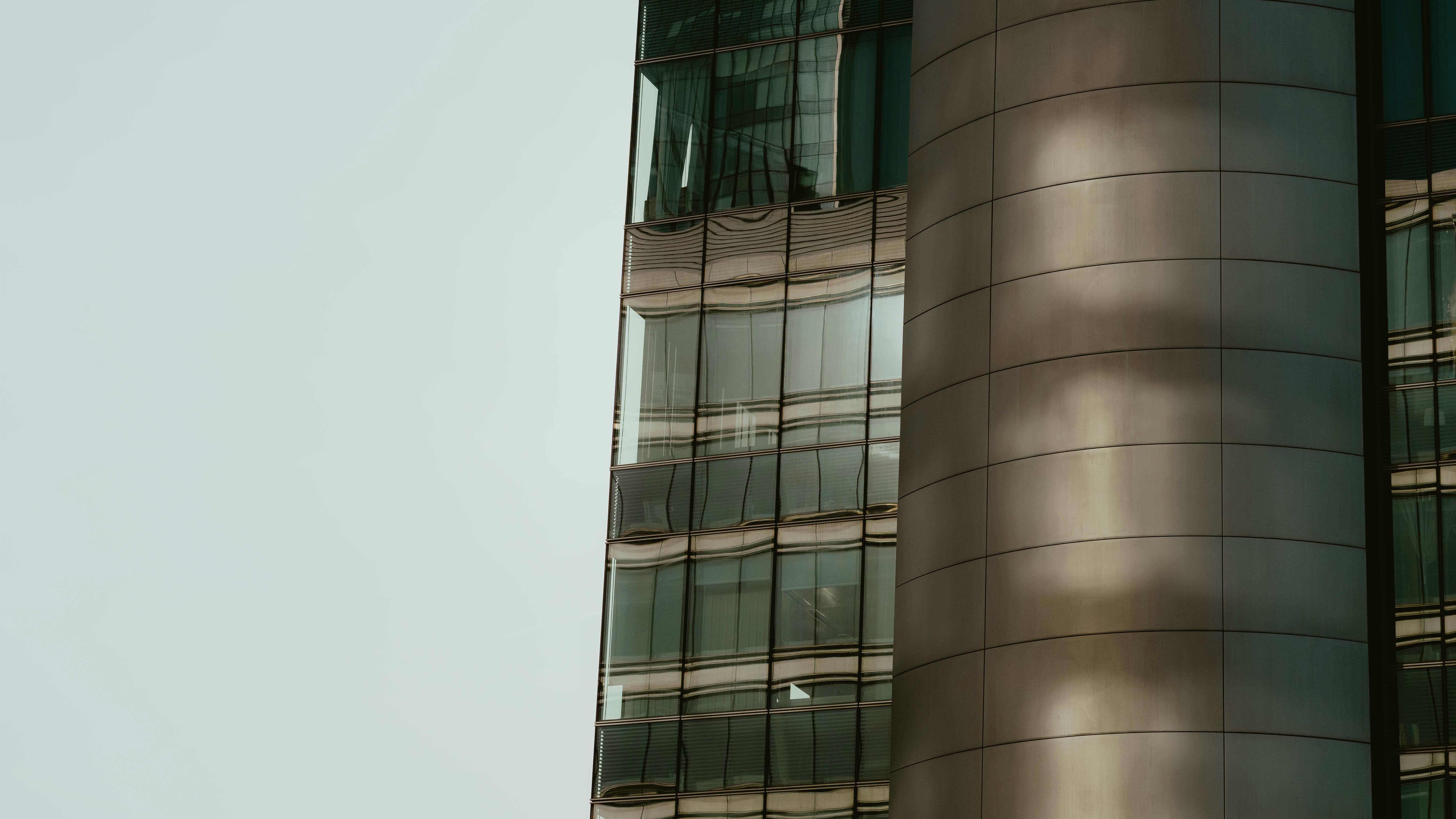 Sculpted Glass Arc: Sunlit Facade of a Modern Tower