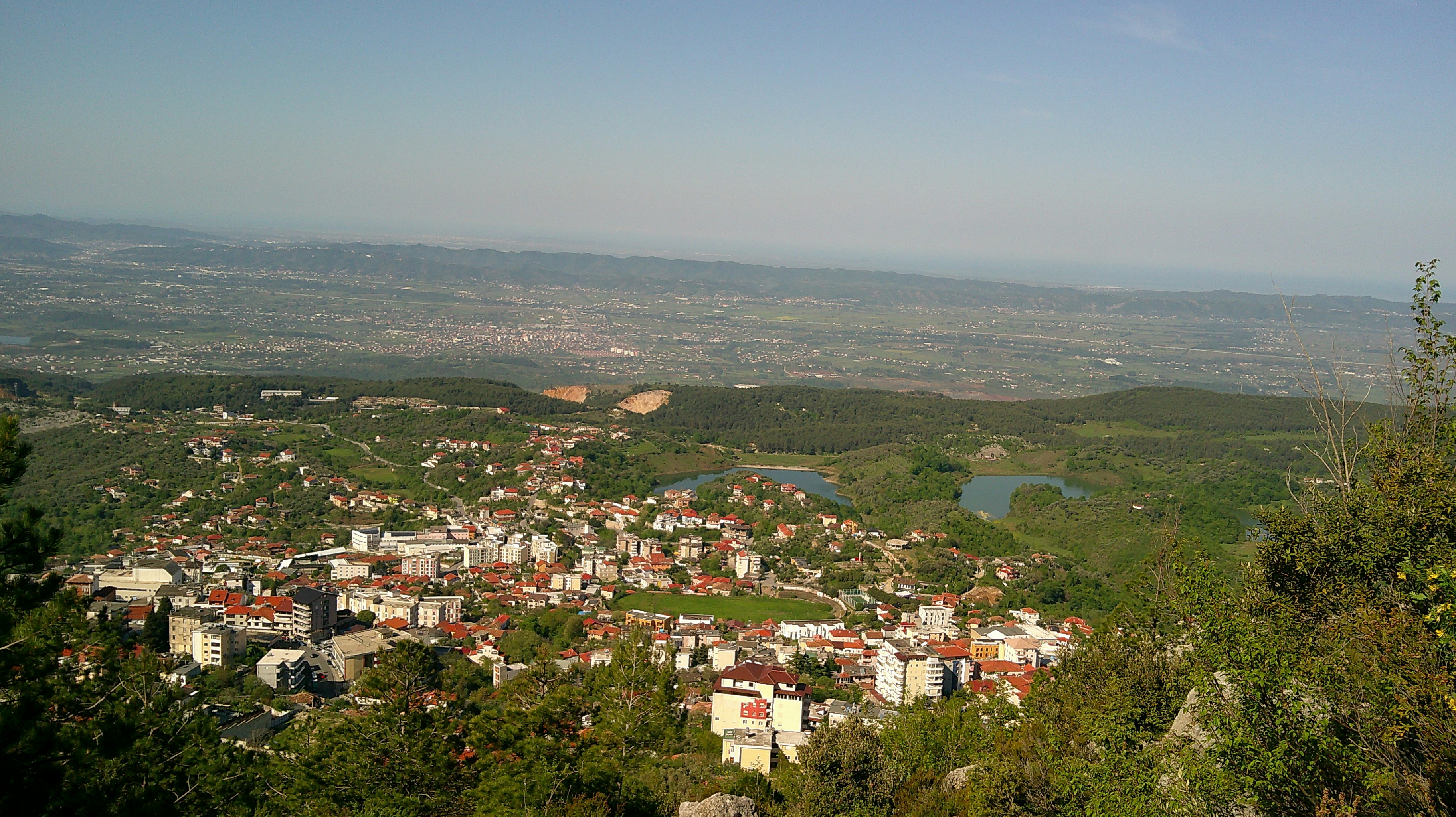 A scenic overview of a city and its surroundings. photo – Free Image on ...