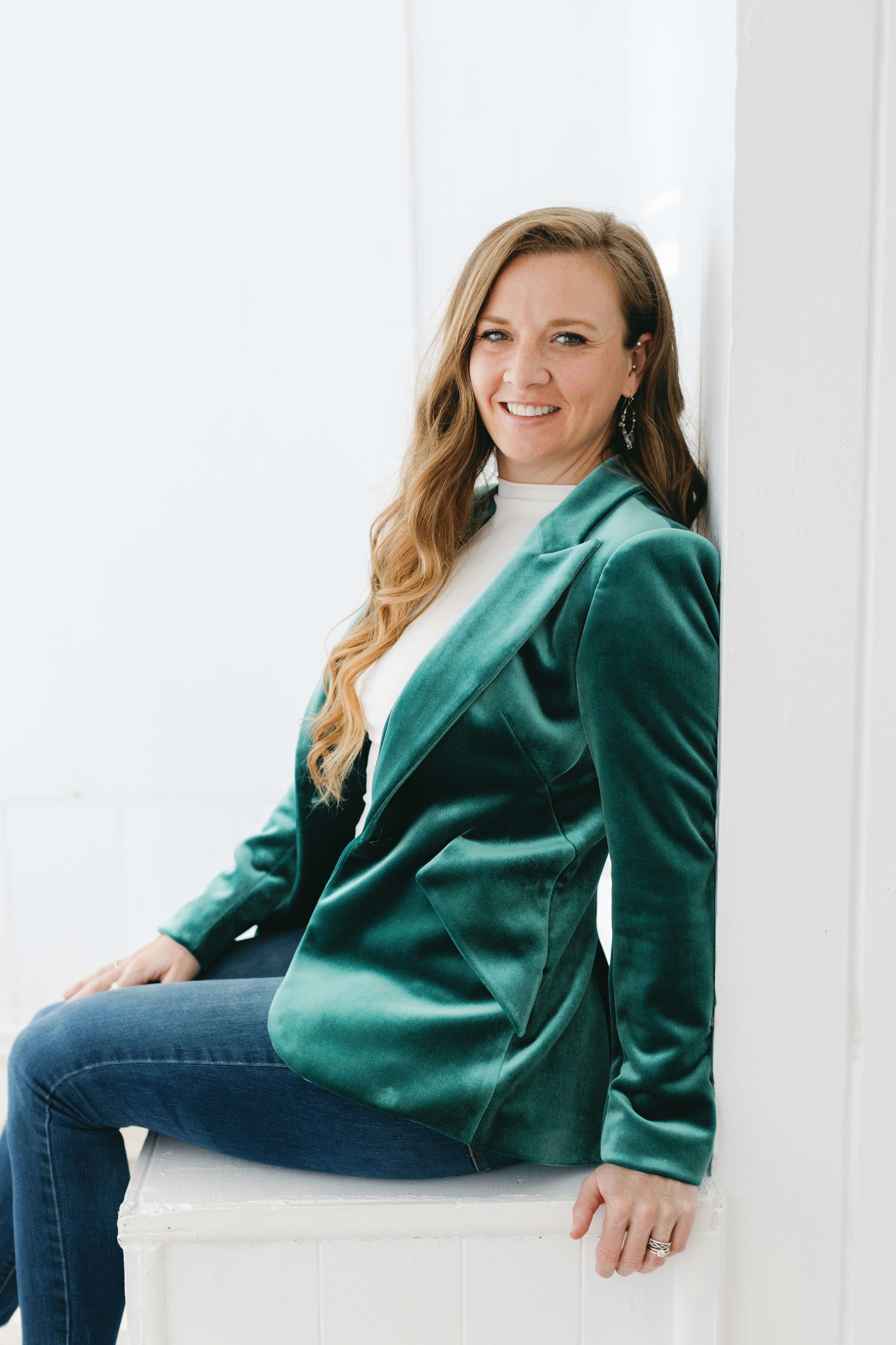 Woman in emerald blazer smiles at the camera. photo – Free Woman Image ...