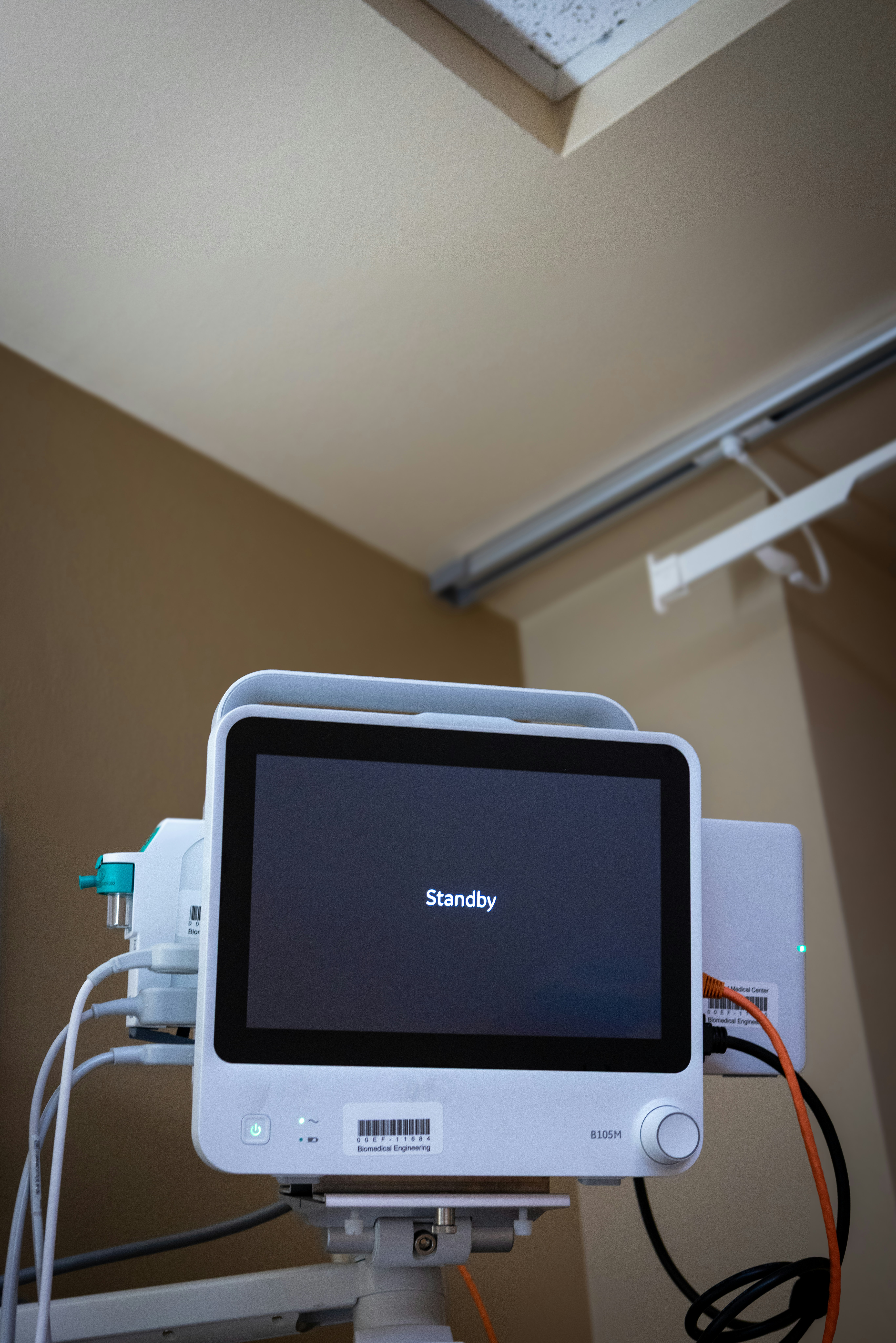 A medical device is in standby mode. photo – Free Doctor Image on Unsplash