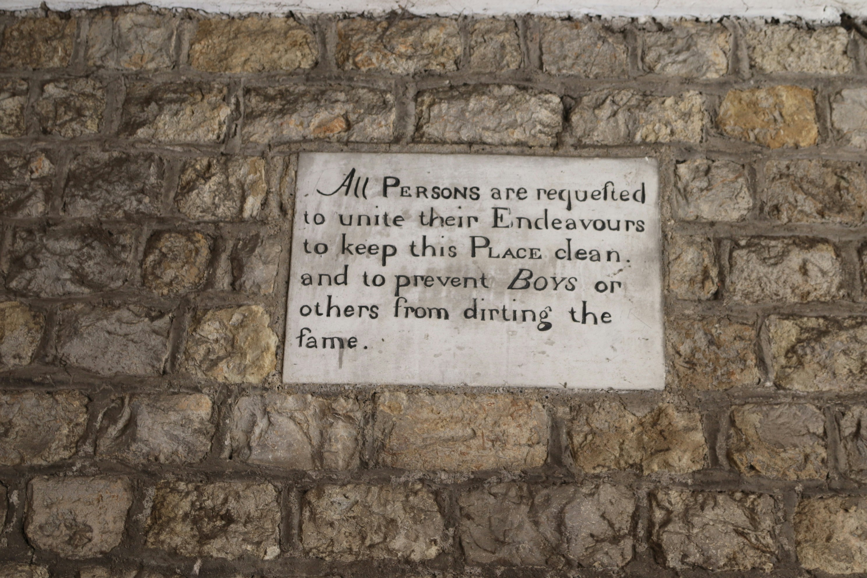 A sign asks to keep the place clean. photo – Free Image on Unsplash