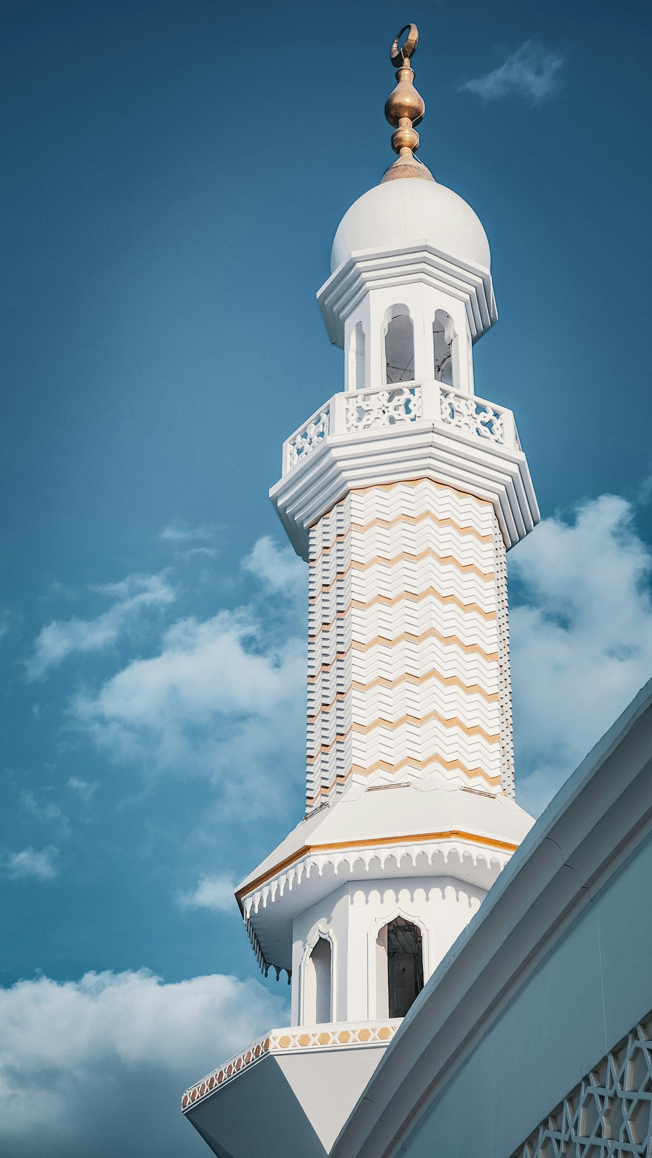 Harmony of Heights: A Minaret's Elegance