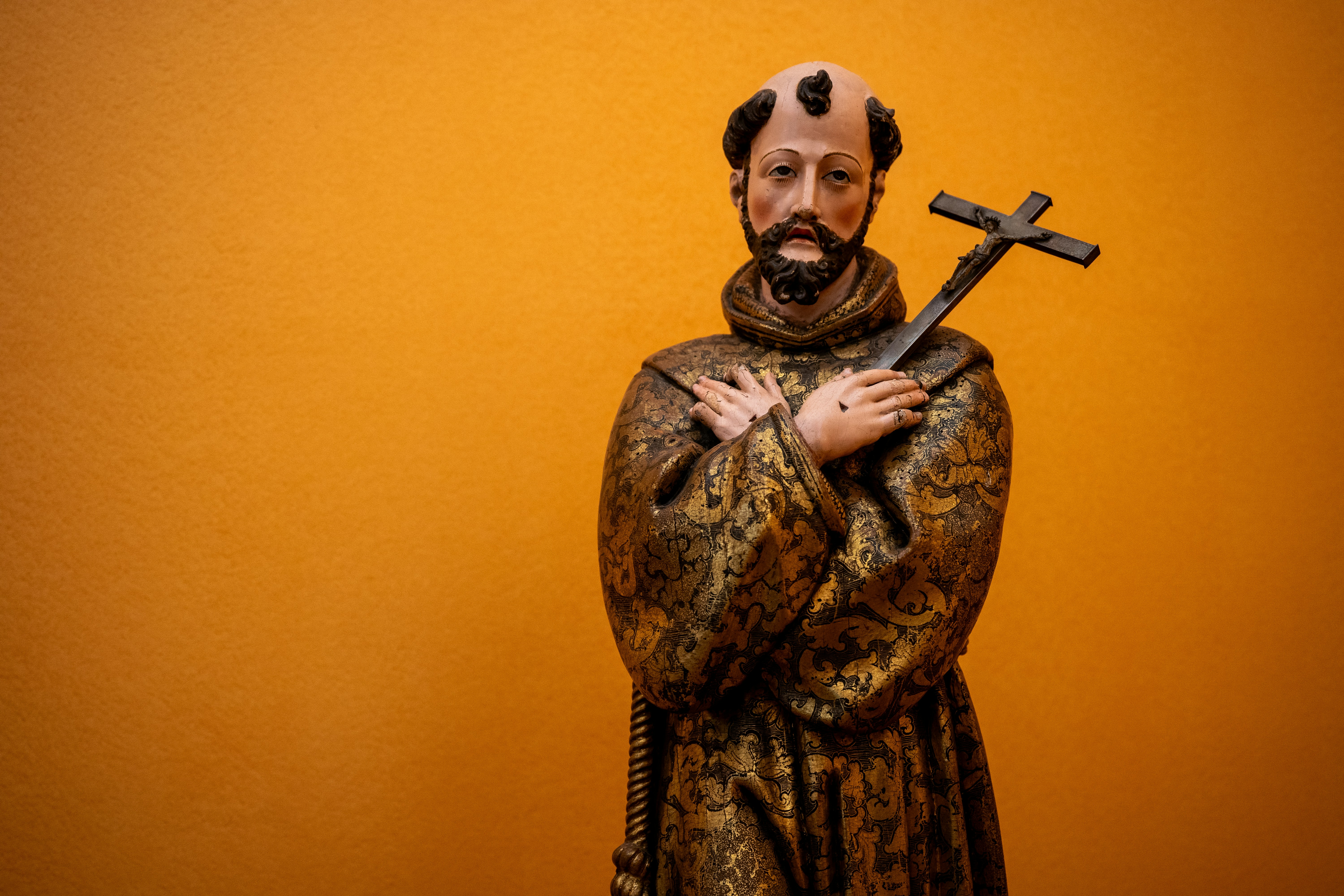 A statue of a monk holding a cross. photo – Free Portugal Image on Unsplash