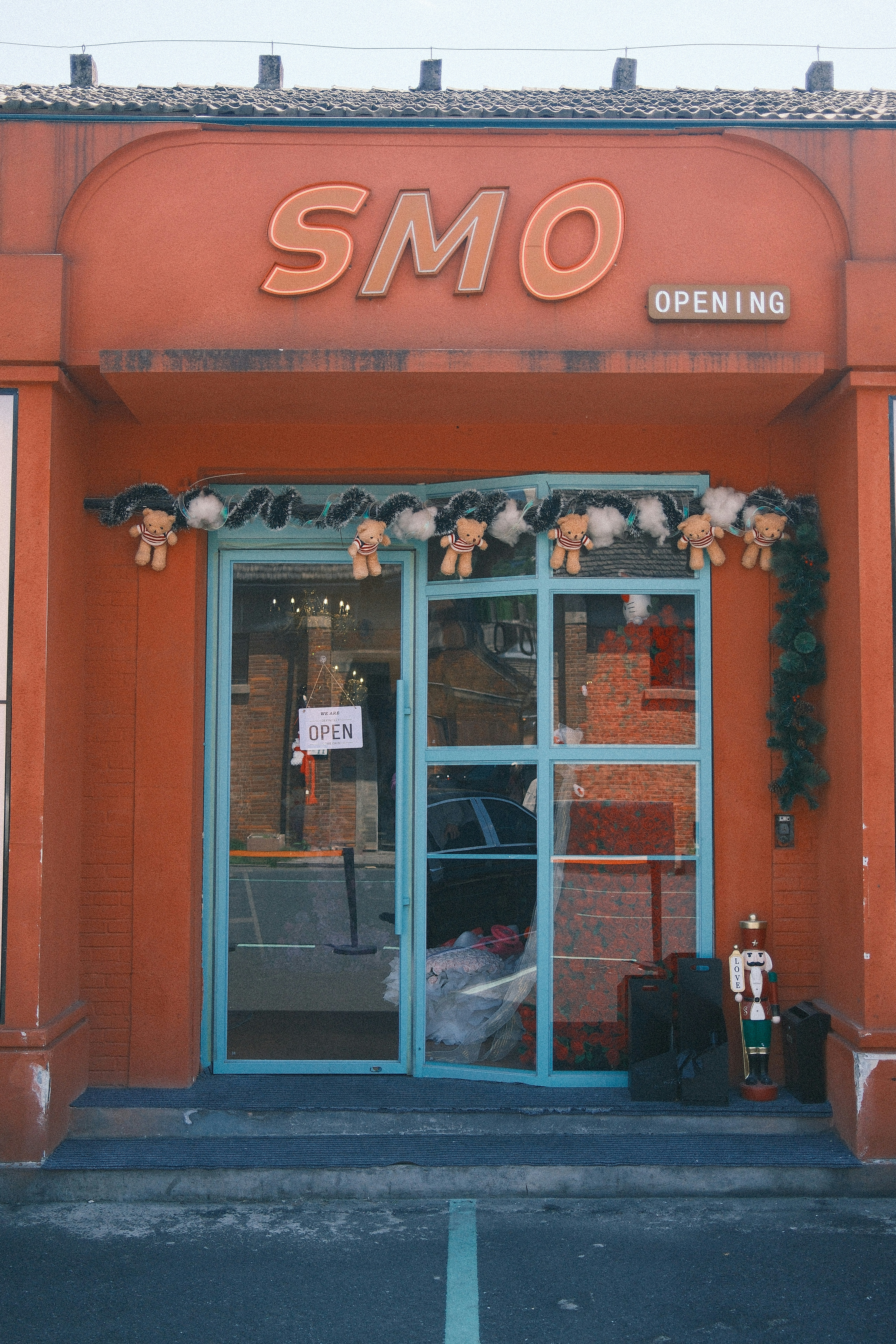 A store, "smo", has an "opening" sign. photo – Free Image on Unsplash