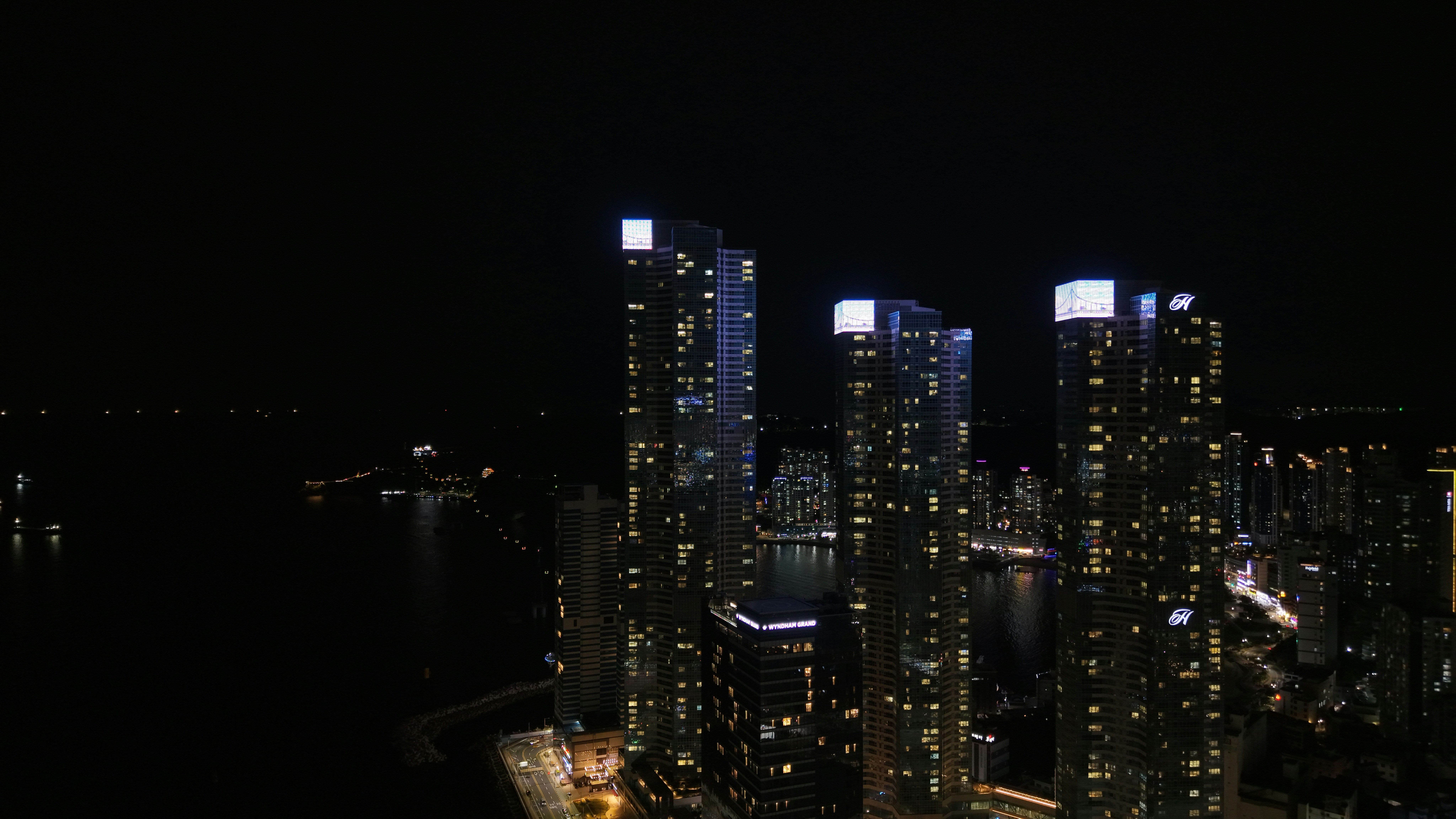 City skyscrapers light up at night. photo – Free Image on Unsplash