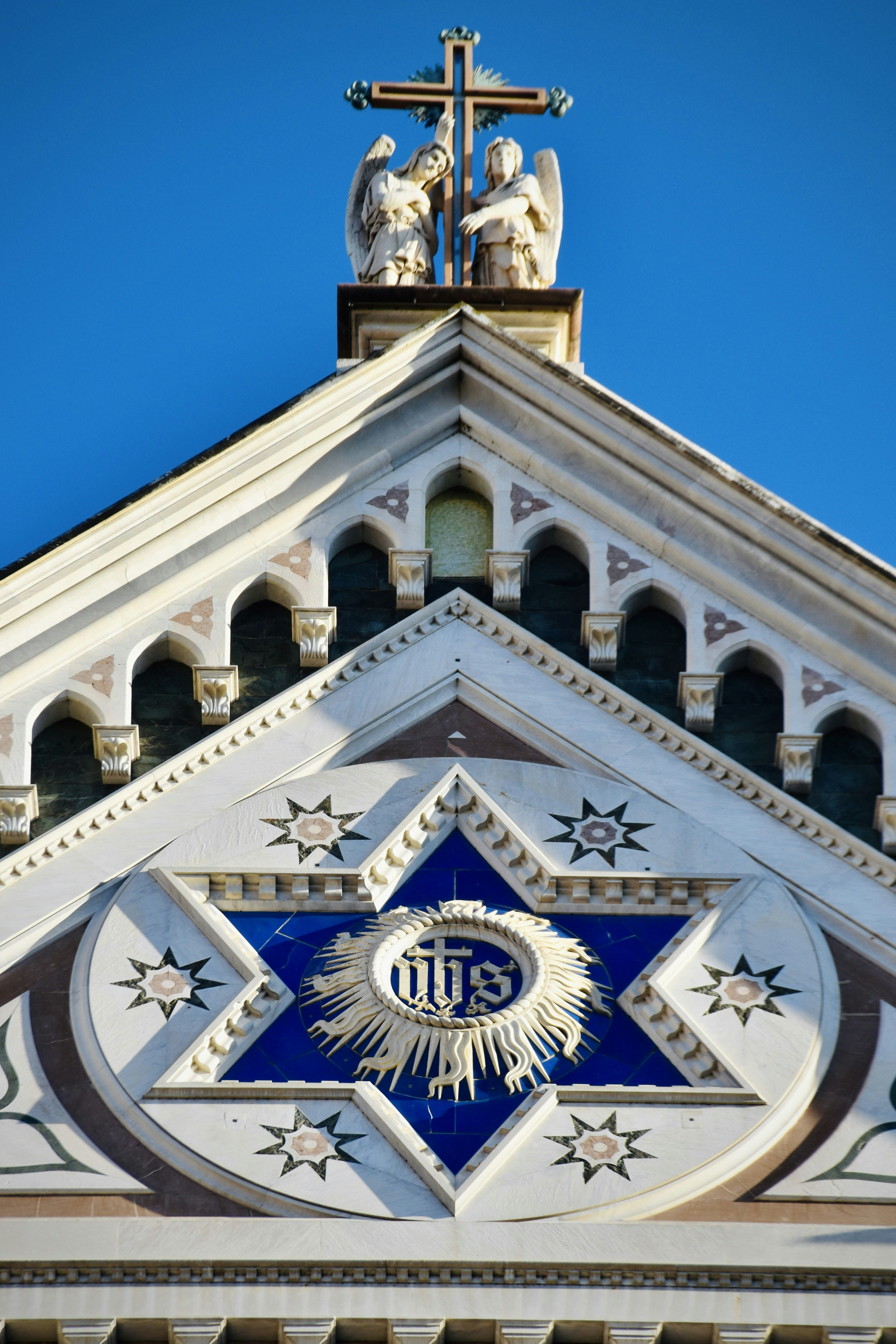 Star of Faith: A Gothic Crest Reaching Toward the Sky