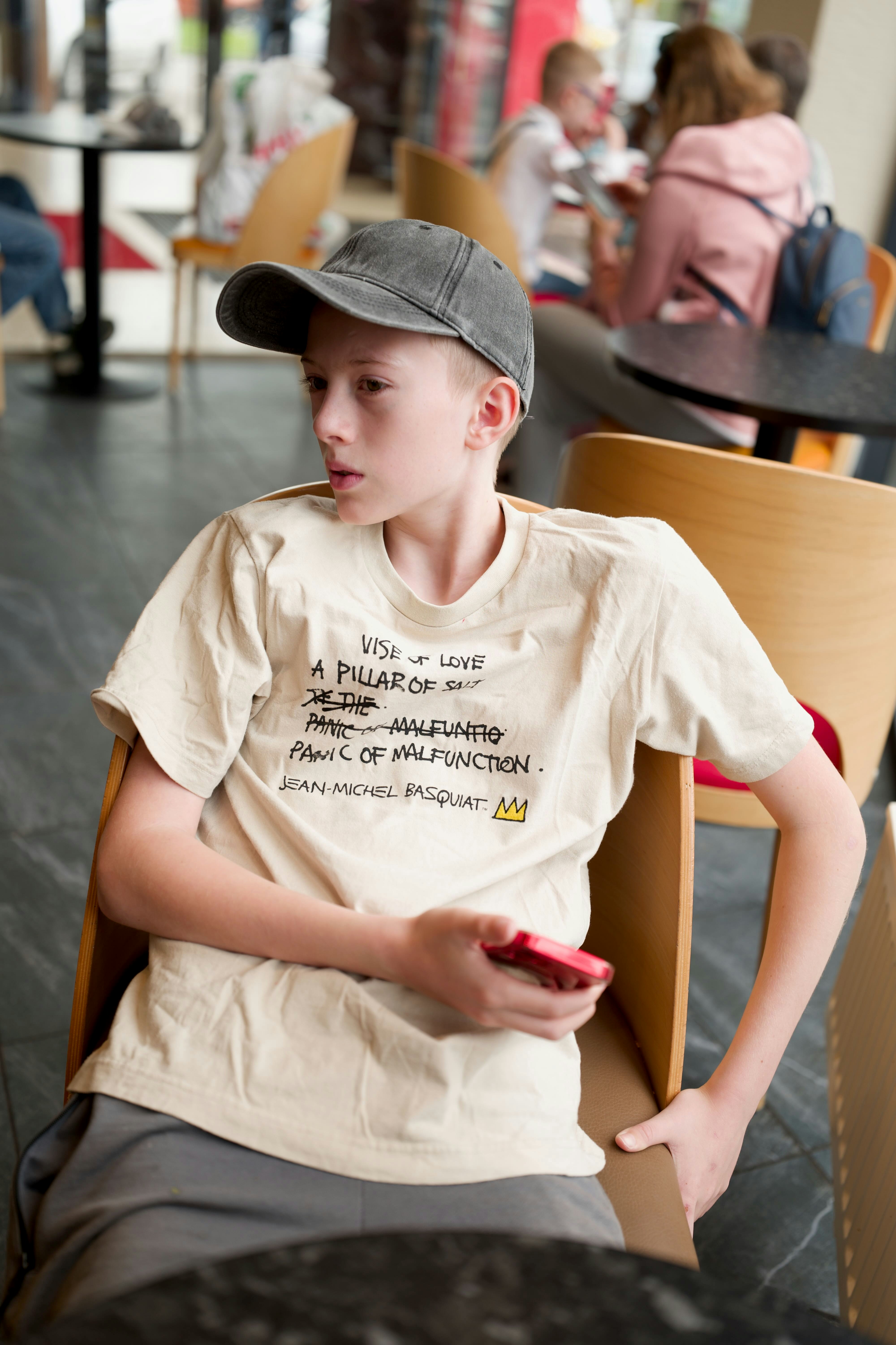 A boy in a cafe, looking distracted. photo – Free Image on Unsplash