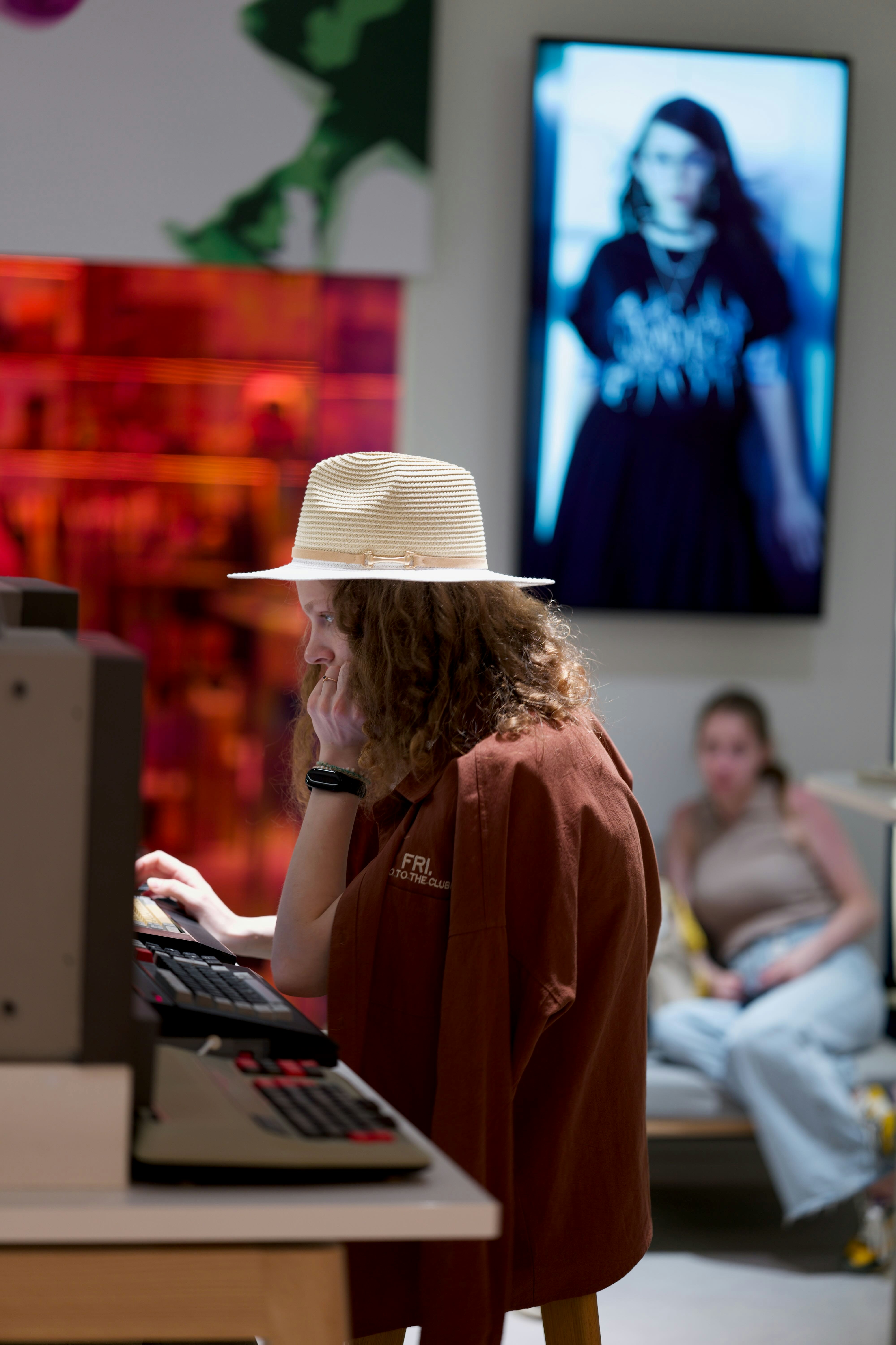 Casual keyboardist in a modern gallery note