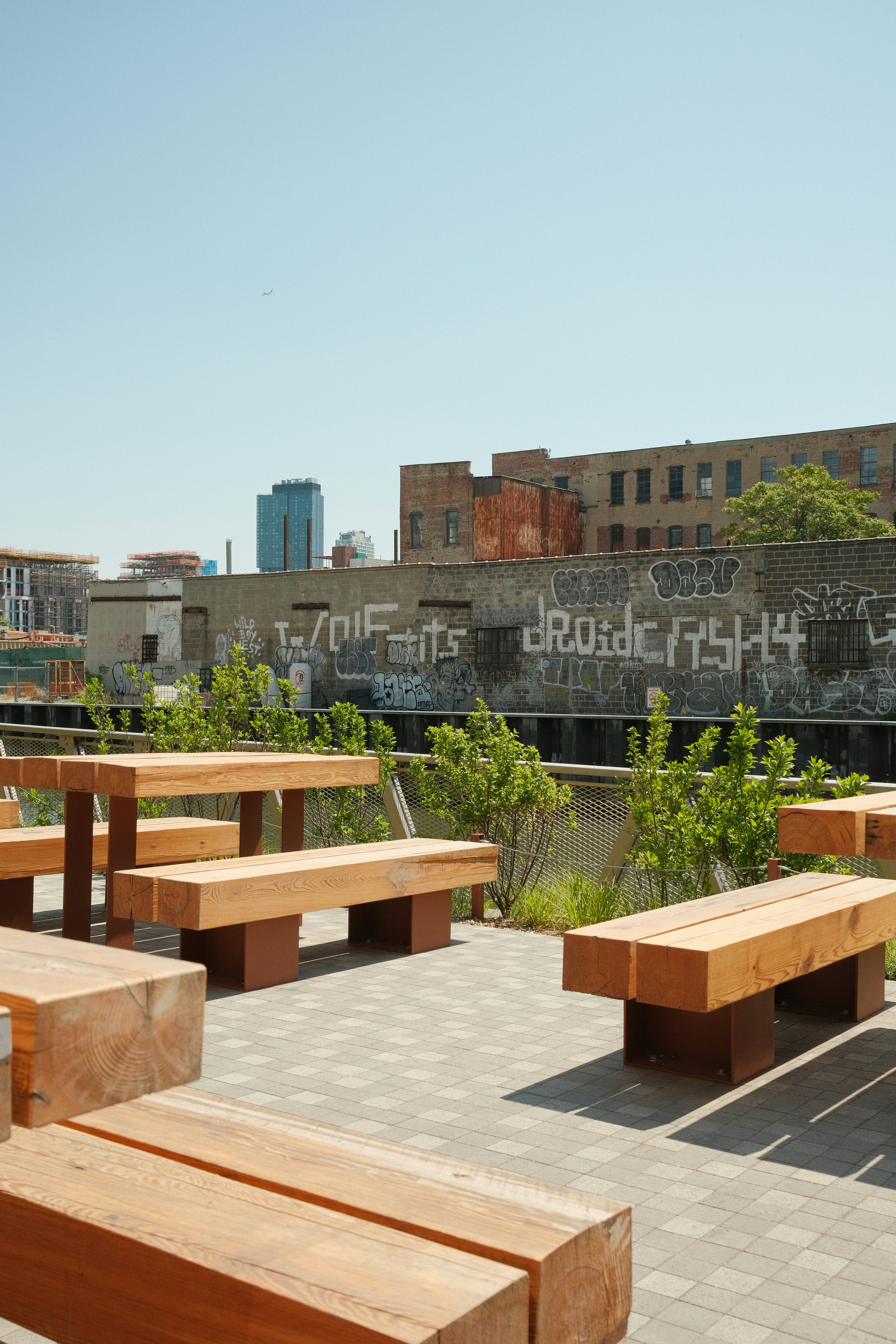 Wooden benches sit on a sunny rooftop. photo – Free Street photography ...
