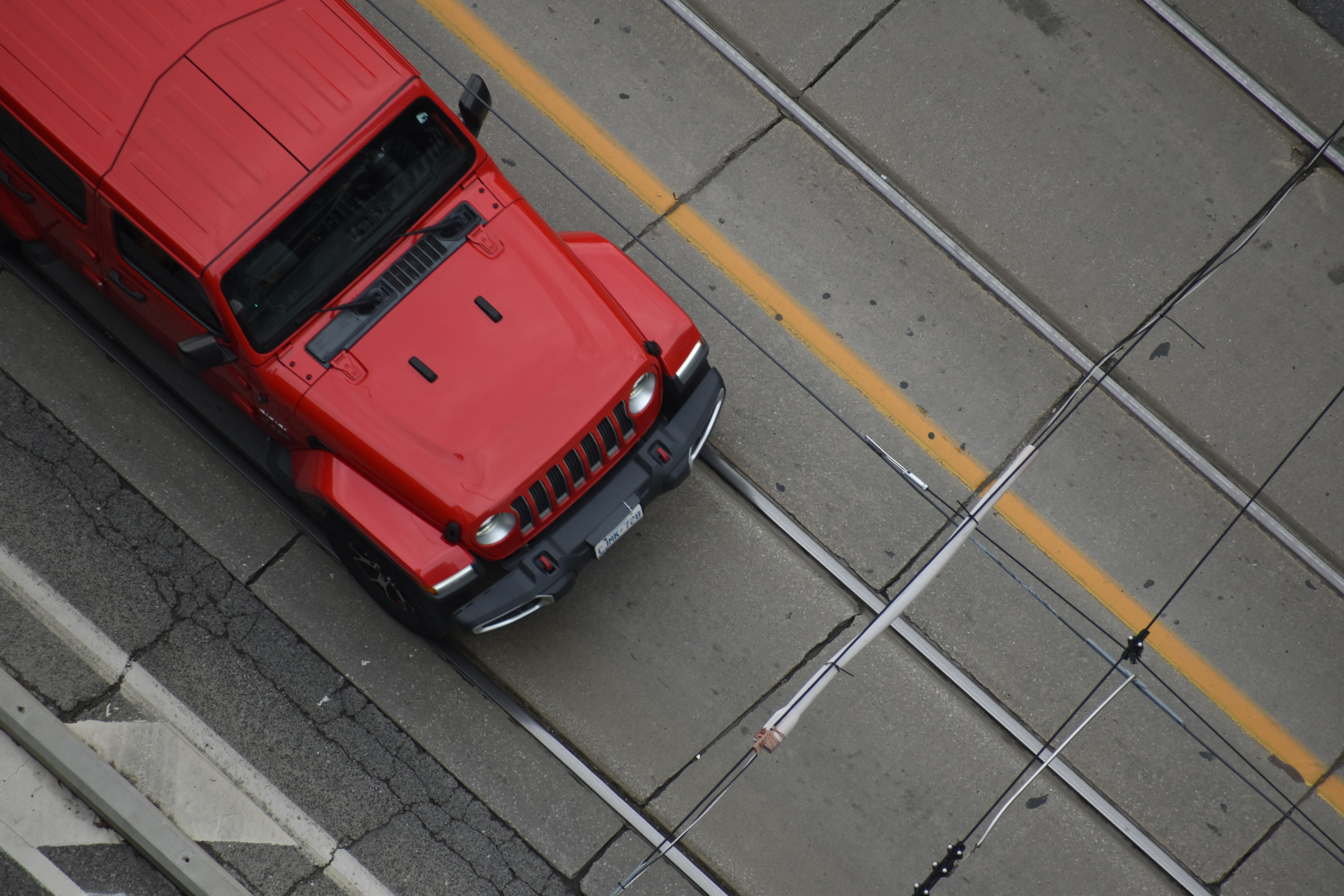 A red jeep drives over railroad tracks. photo – Free Image on Unsplash