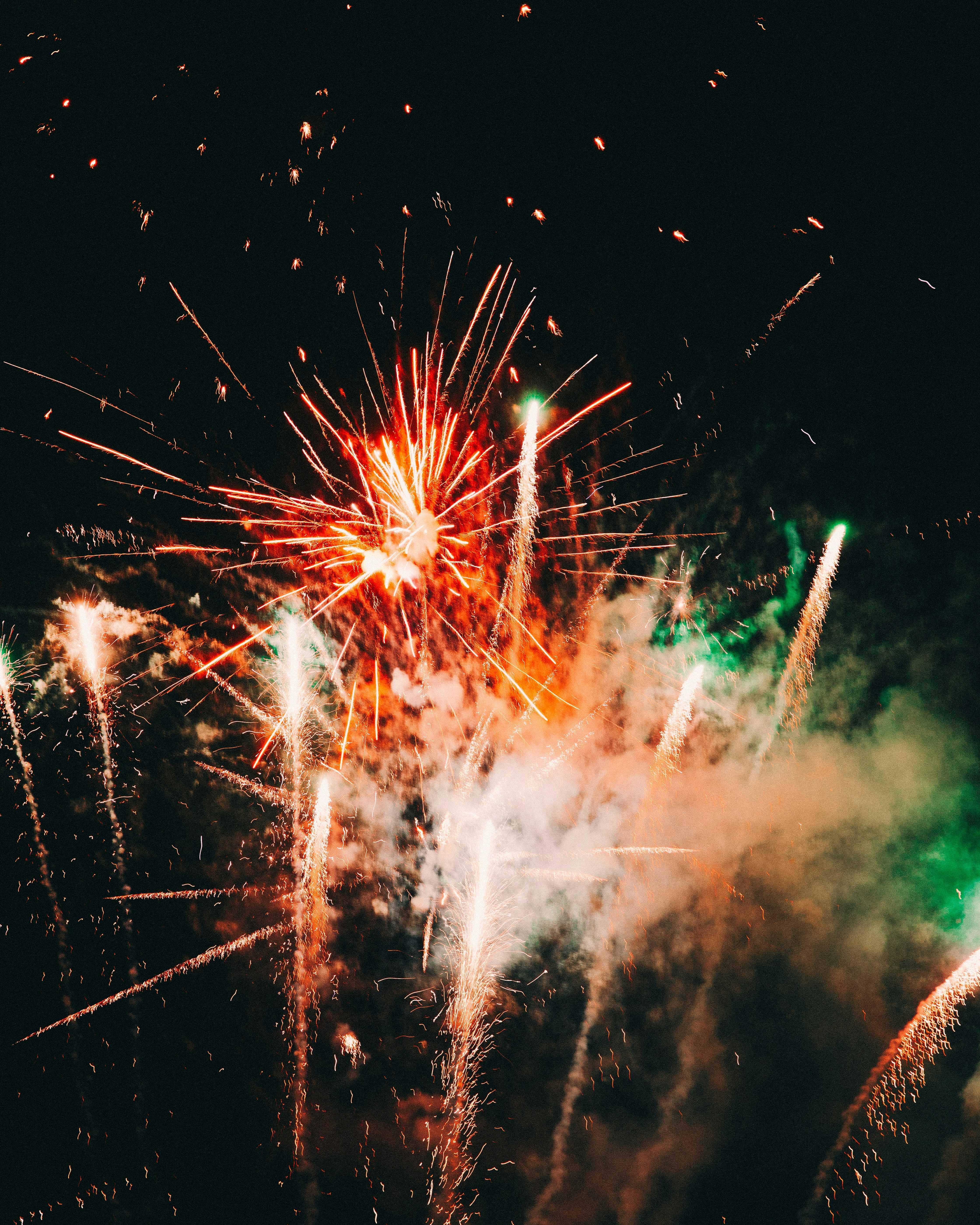 Fireworks light up the night sky. photo – Free Image on Unsplash