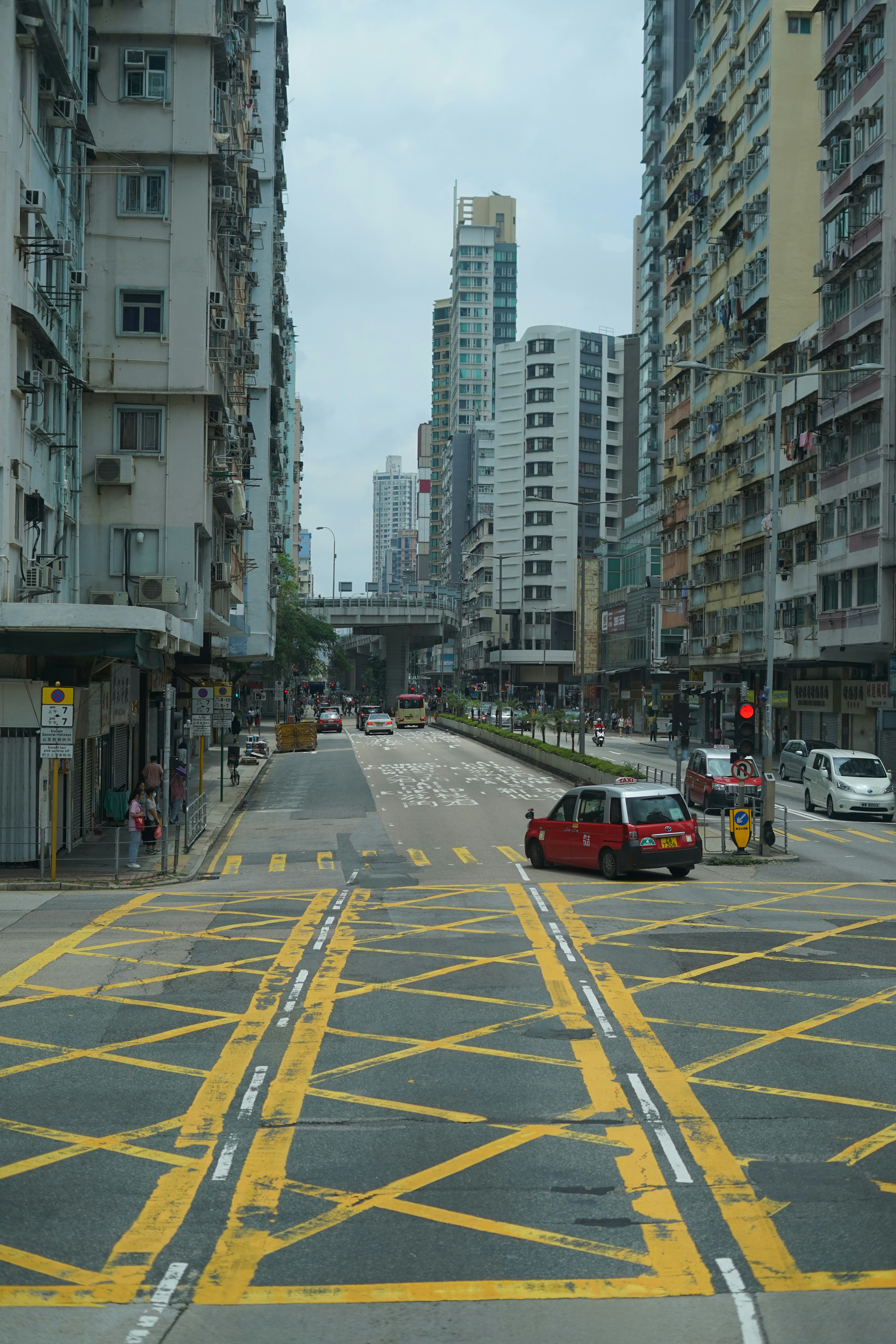 Urban Canyon: Converging Lanes Beneath a Skyline Corridor