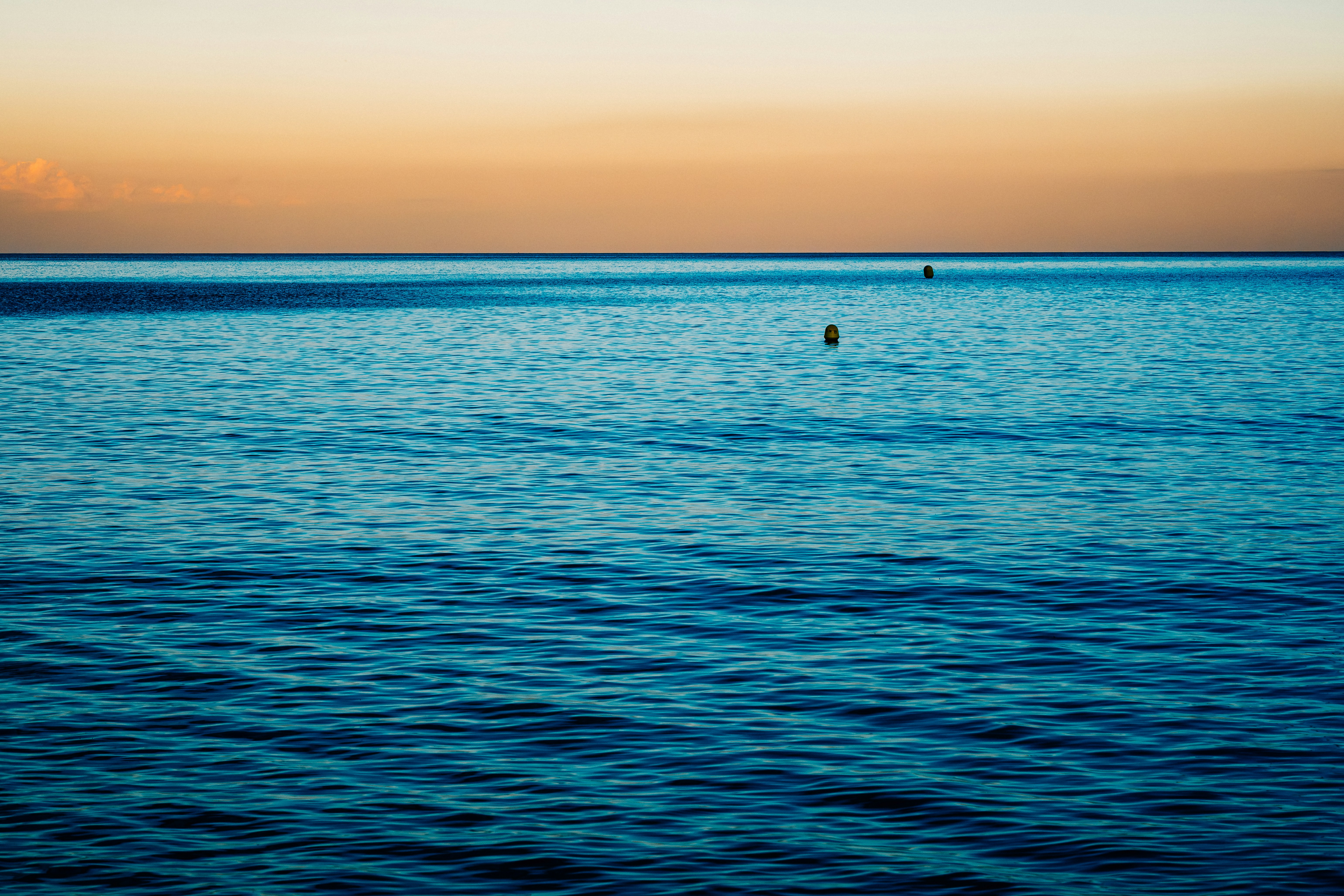 Calm blue sea meeting an orange sky. photo – Free Horizon Image on Unsplash