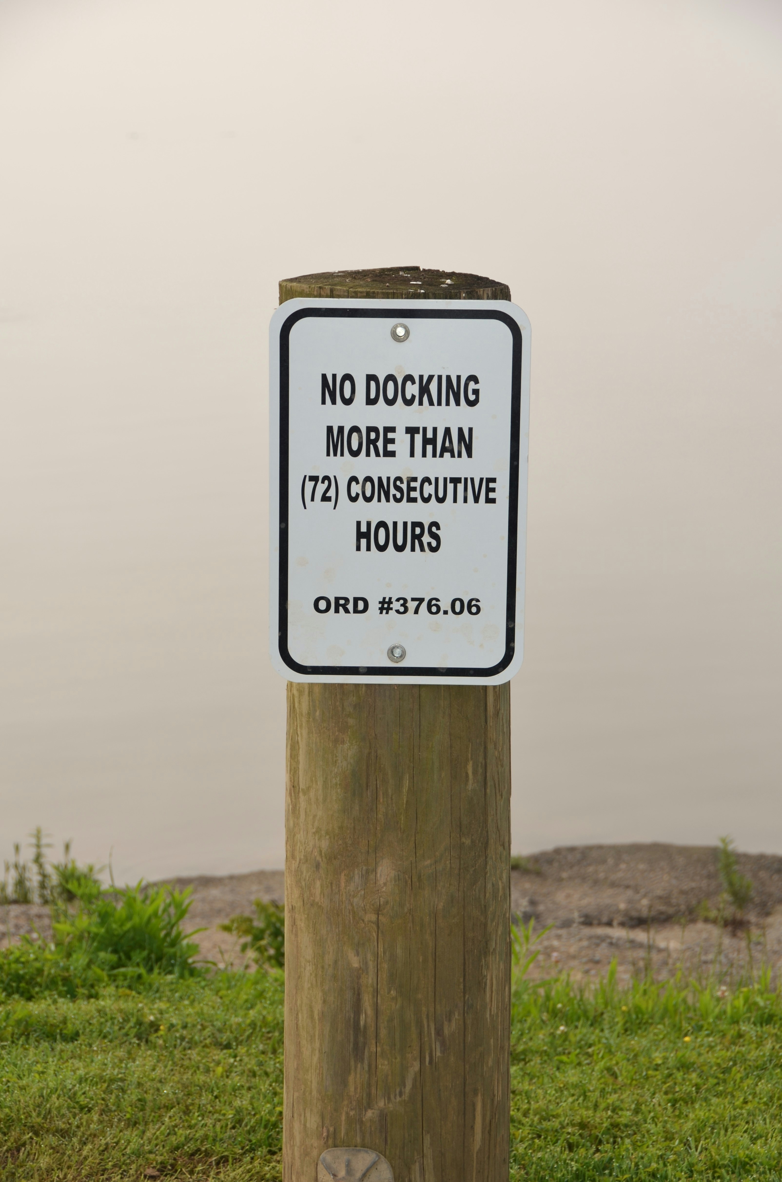 Sign warns against extended boat docking. photo – Free Image on Unsplash