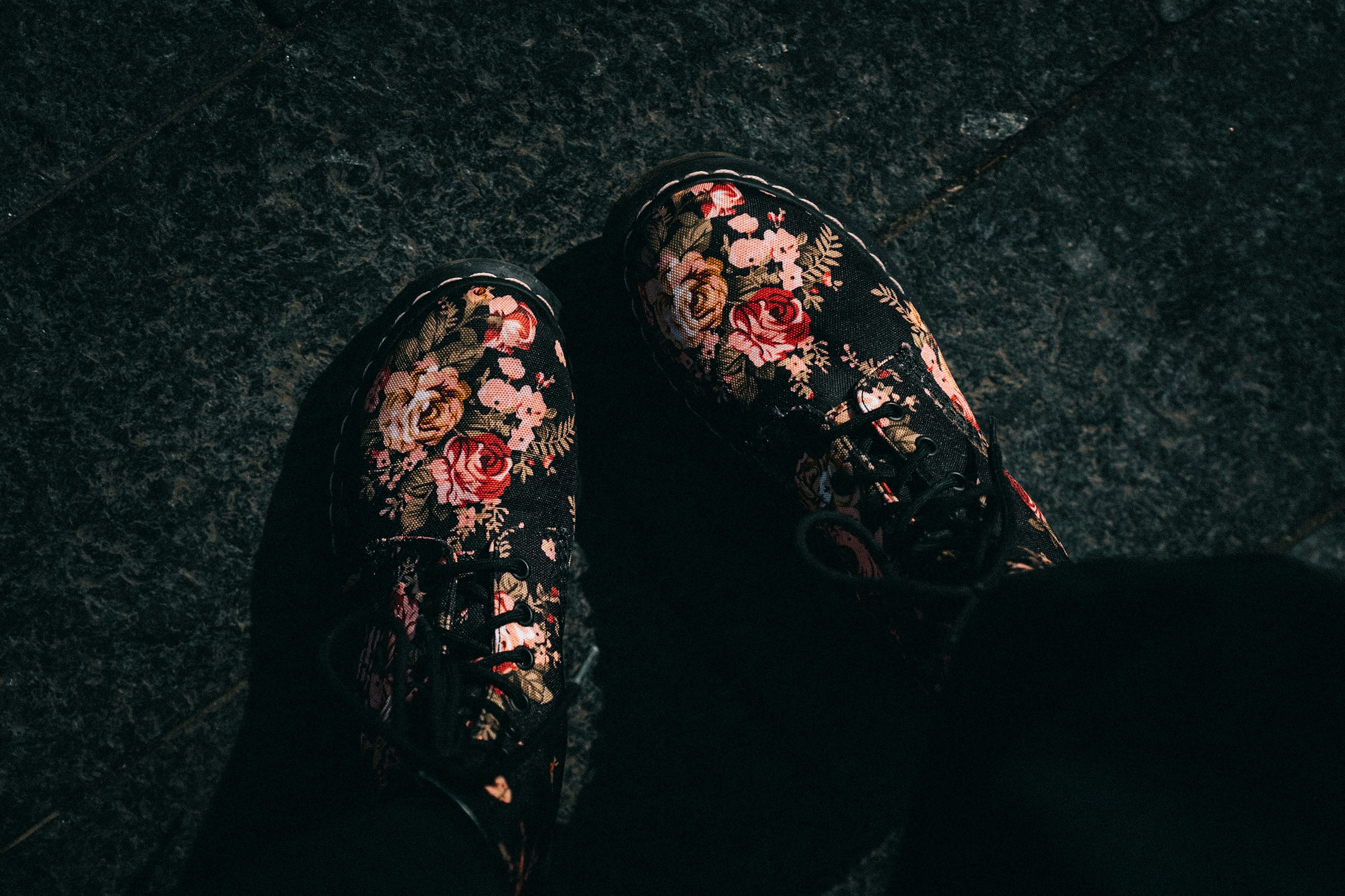 Dr. Martins boots ,Floral print on fabric shoes, roses. | Floral-patterned shoes are shown from a top-down perspective.