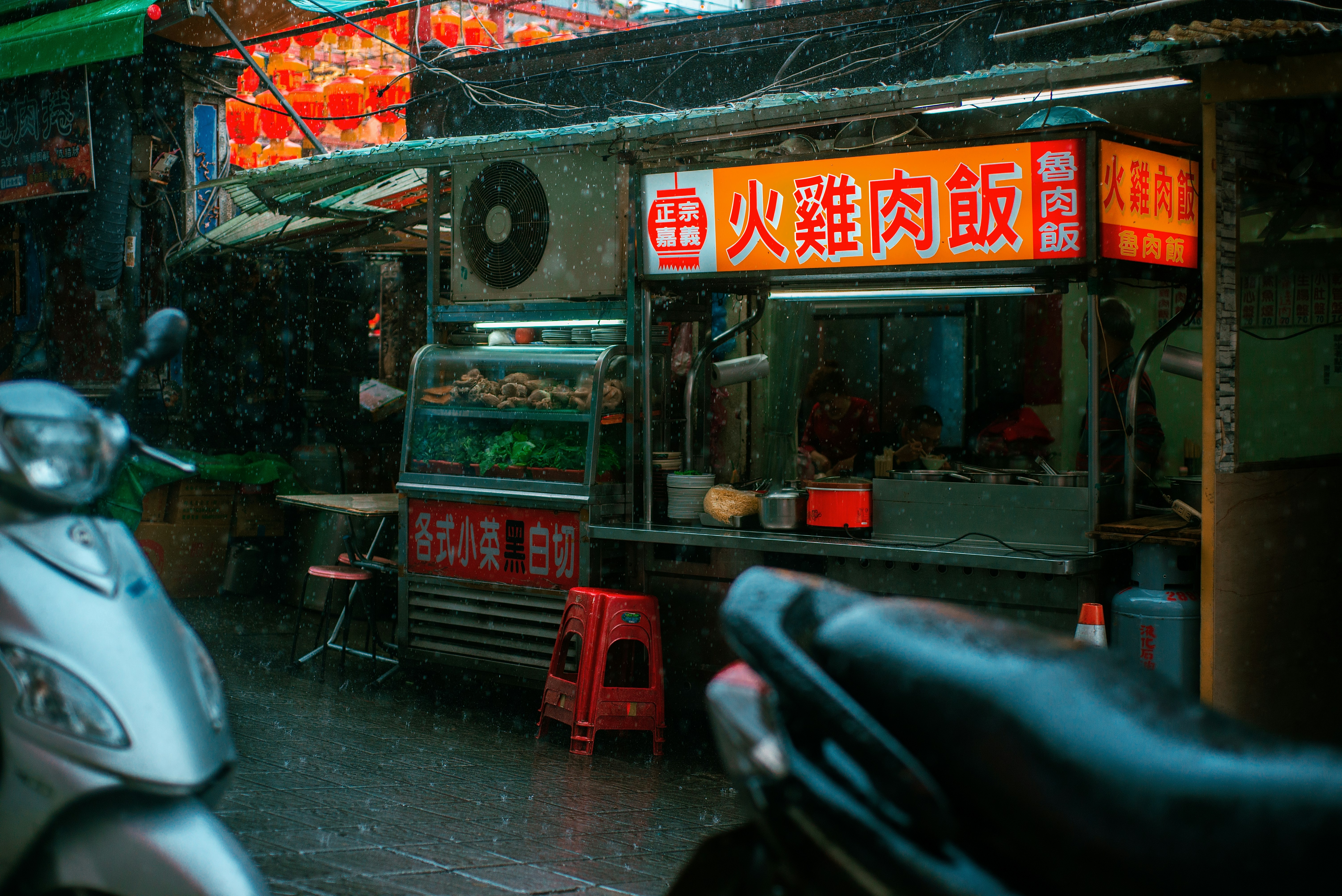 A street food stall in the rain. photo – Free Street photography Image ...