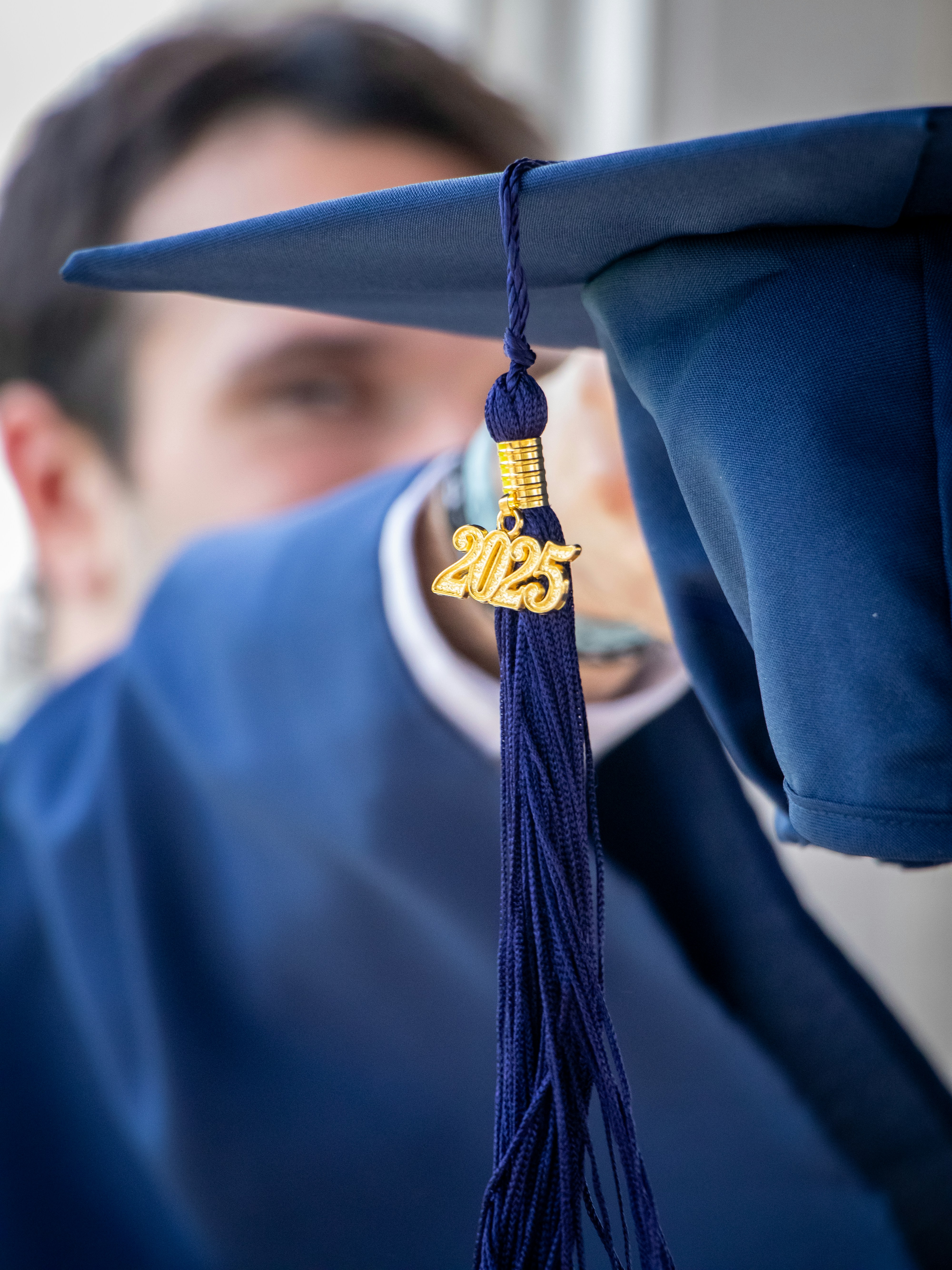 Celebrating graduation, holding a cap with the year. photo – Free 2025 ...