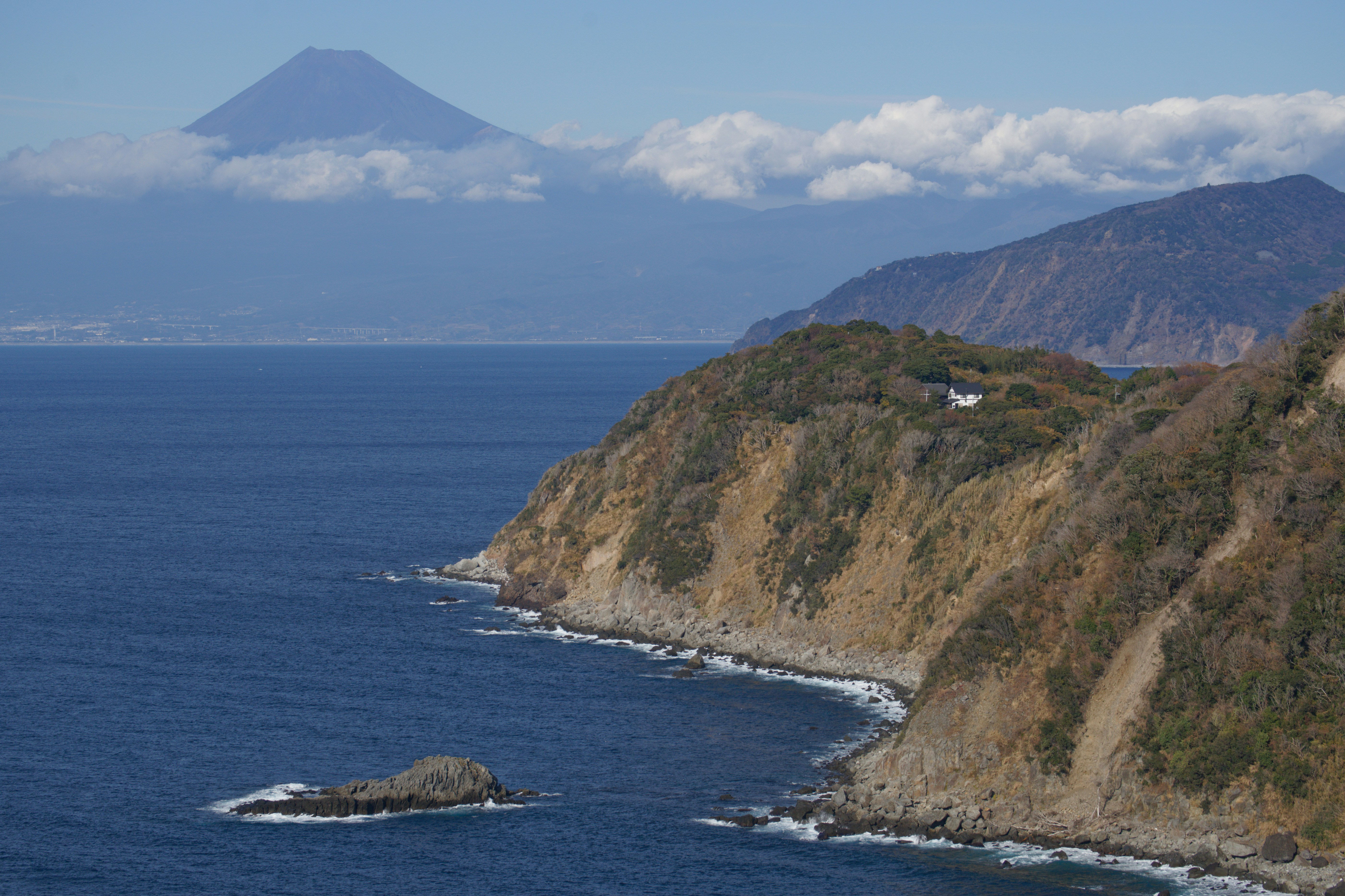The ocean coast with mount fuji in the background. photo – Free Image ...