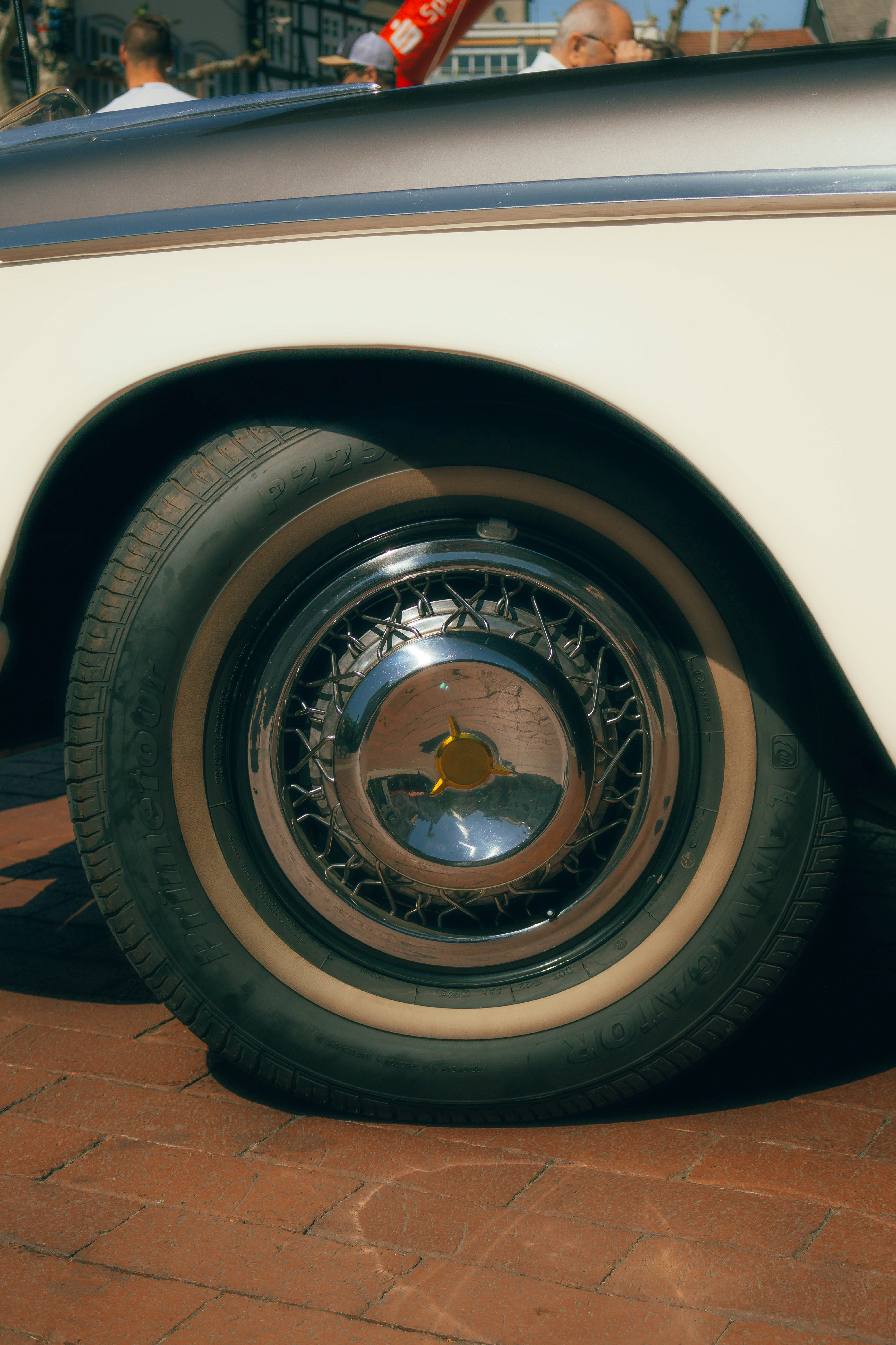 Chrome Halo on a Vintage Wheel: A Close-Up of a Classic Car Hubcap
