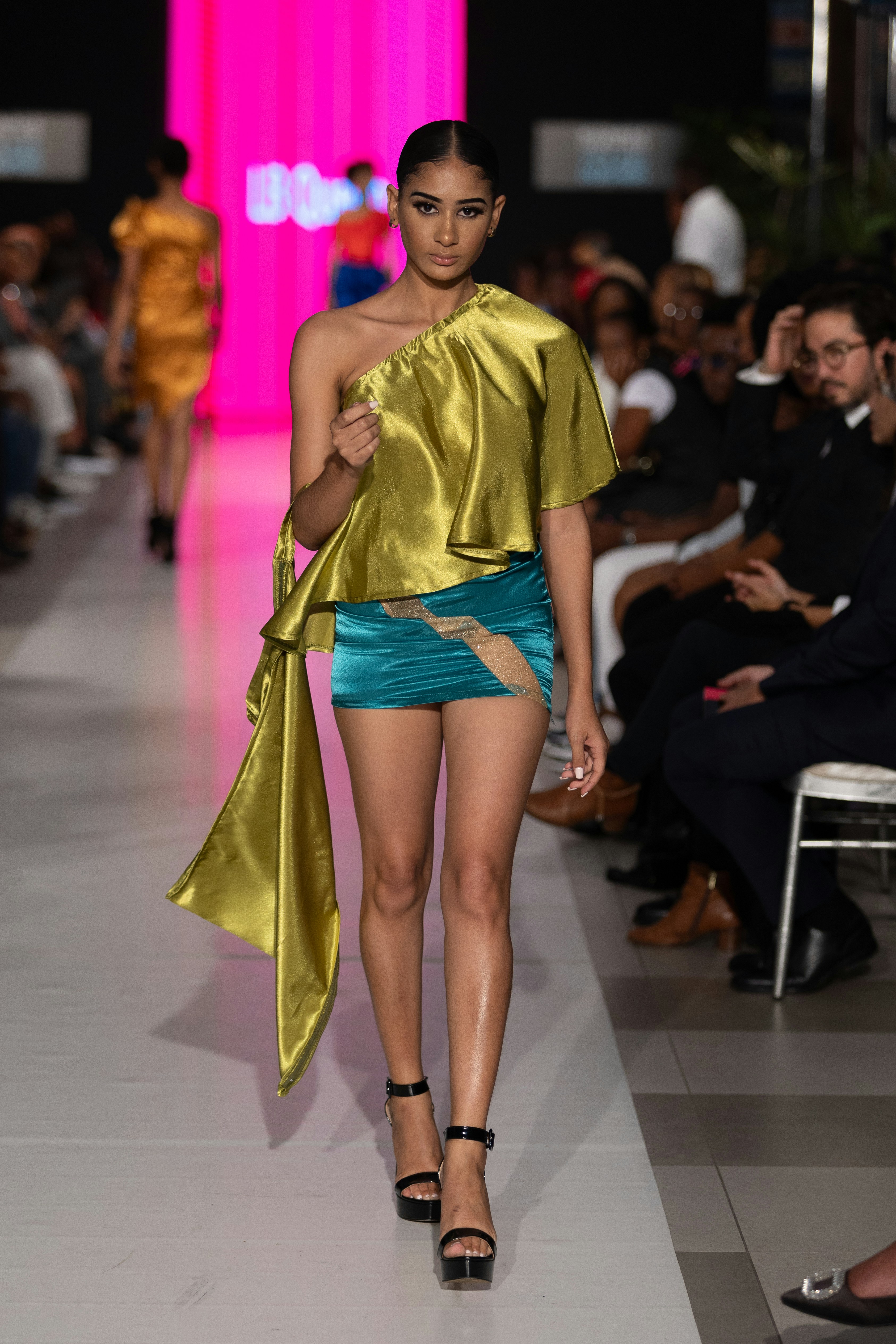 A model walks the runway in a designer outfit. photo – Free Fashion ...