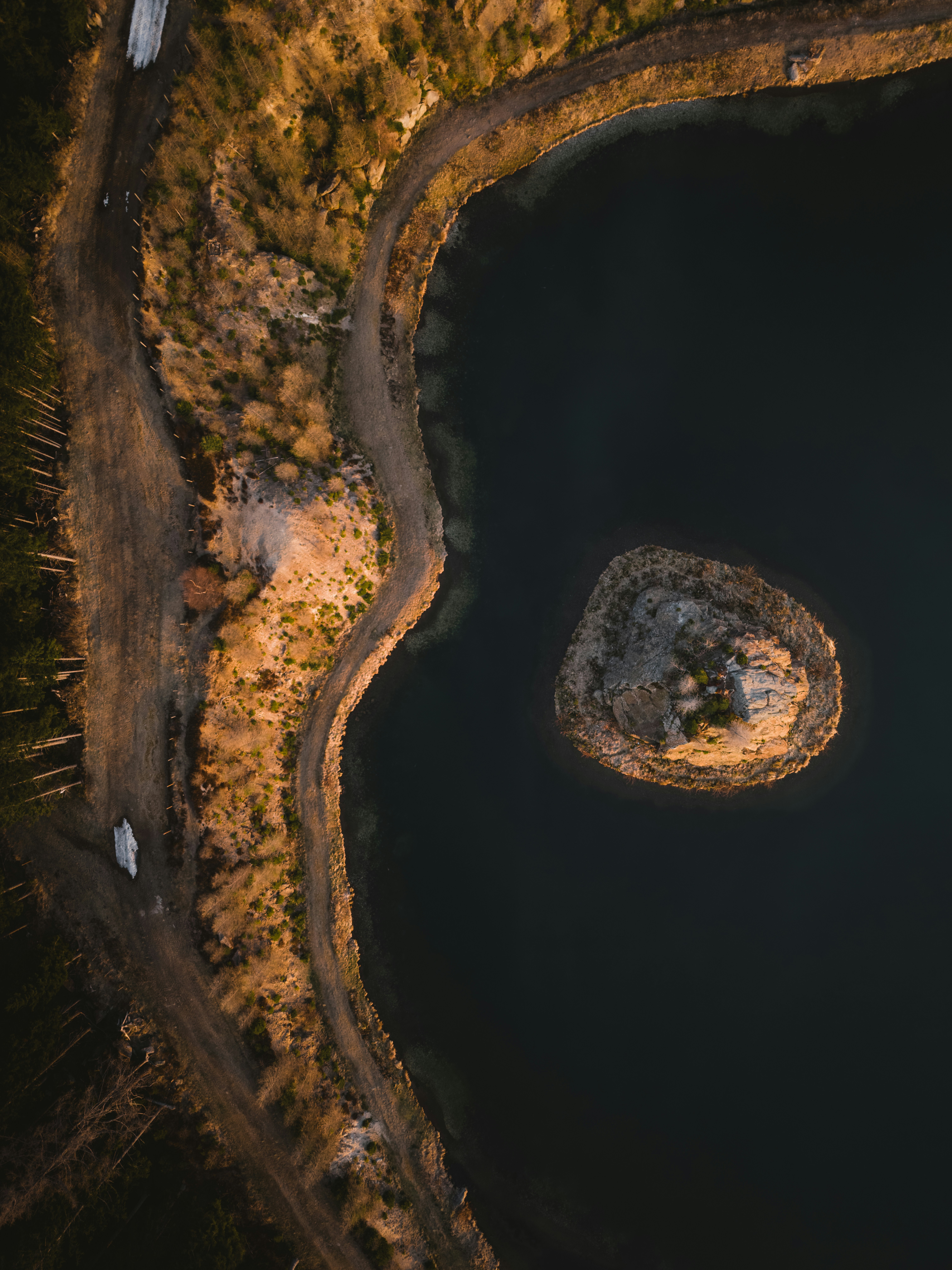 Vista aérea de un lago con una pequeña isla. foto – Imagen de Papel ...