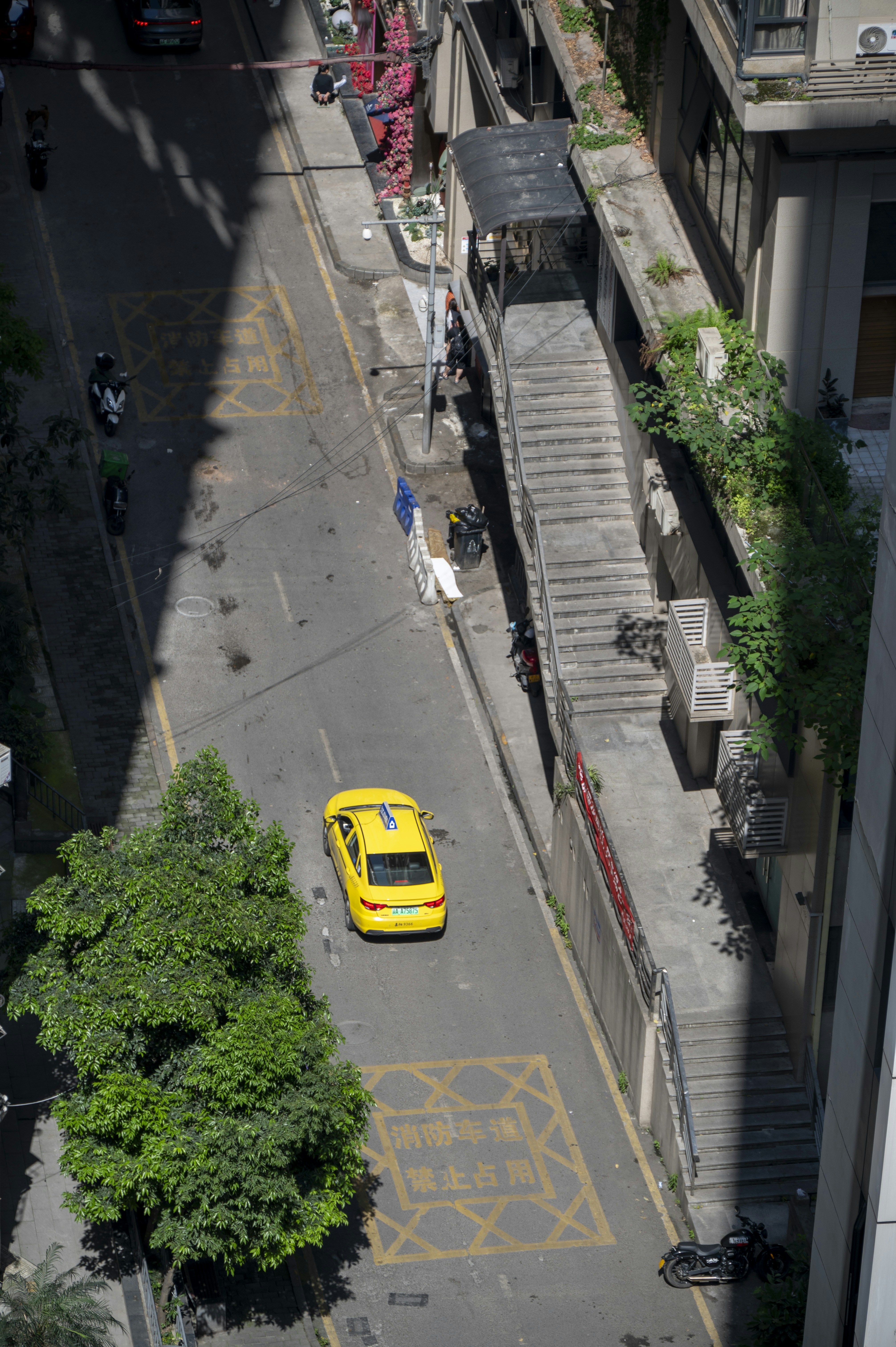 A Slice of City Motion: Yellow Taxi in a Narrow Urban Alley