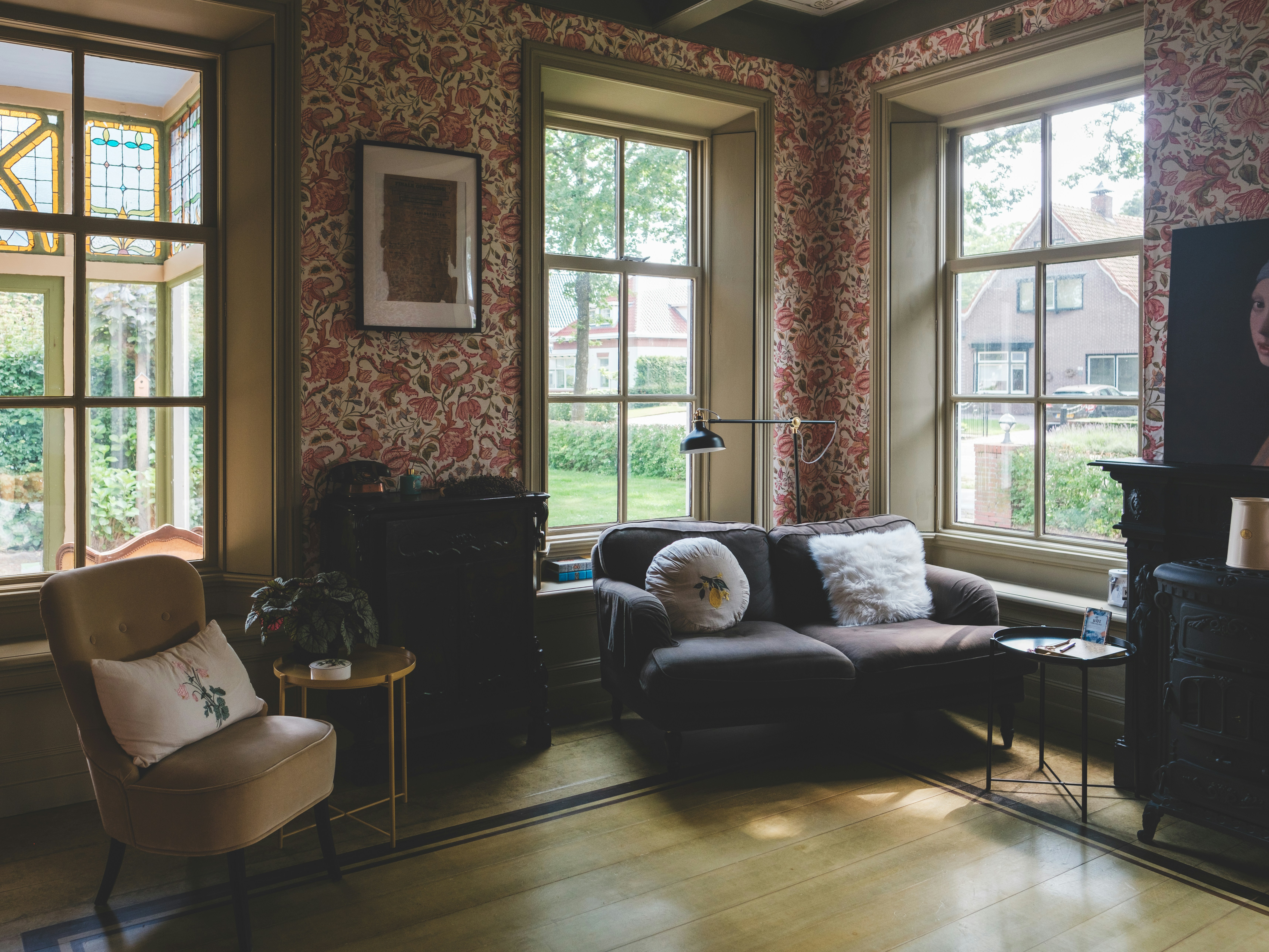 Cozy living room with stylish windows and decor. photo – Free Woman ...