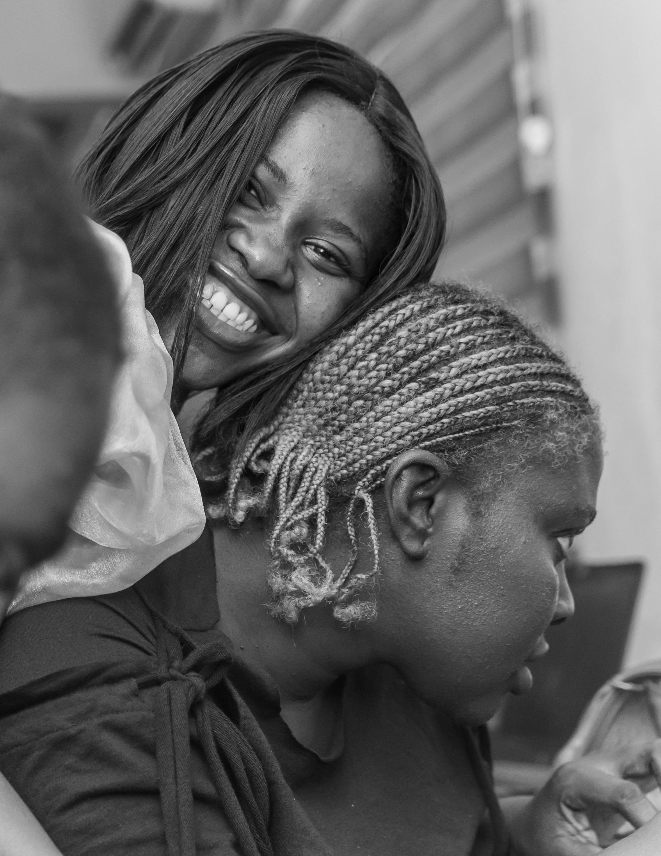 Two friends embrace and smile warmly. photo – Free Woman Image on Unsplash