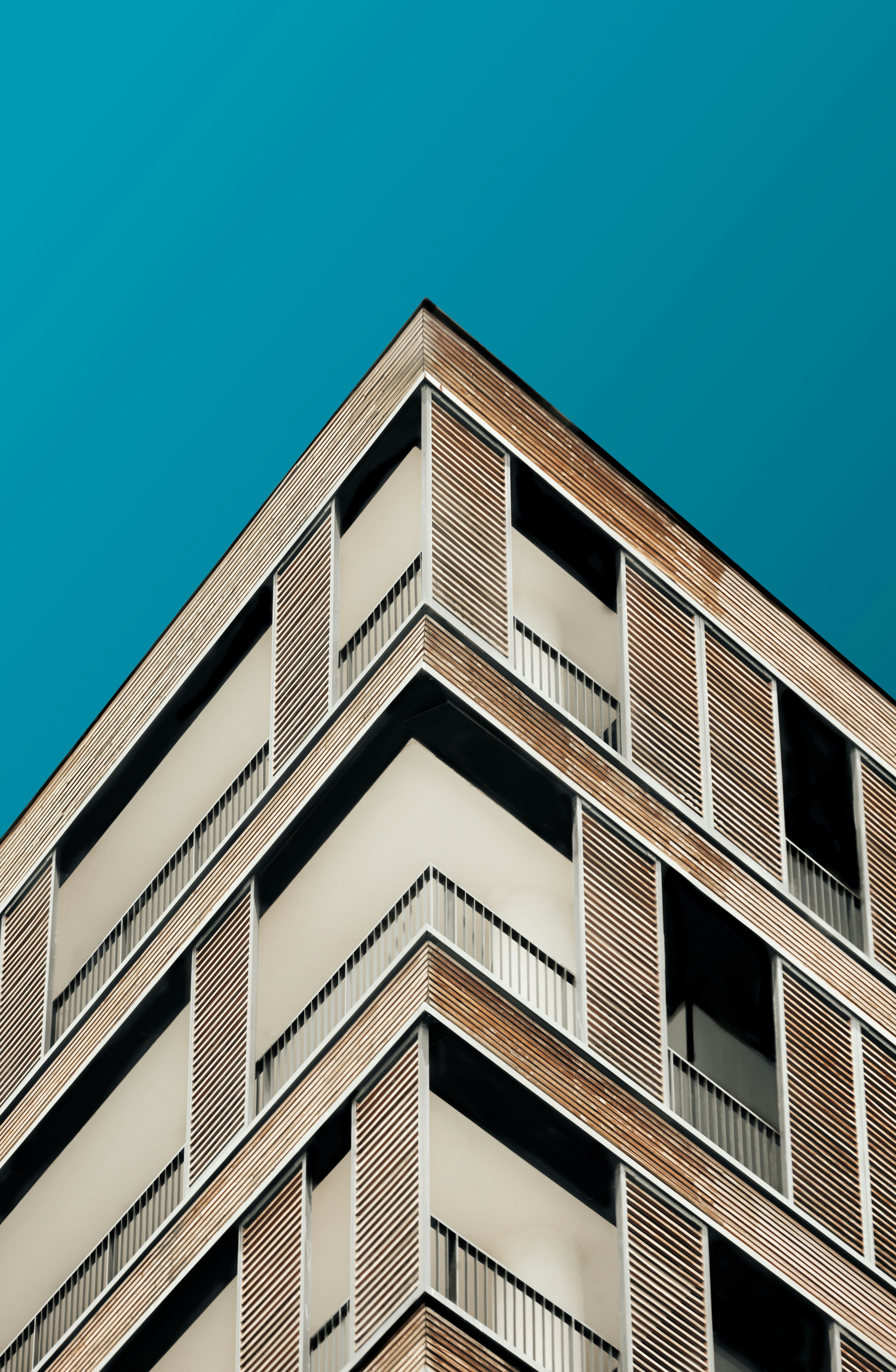 Modern building corner against a vibrant blue sky. photo – Free ...