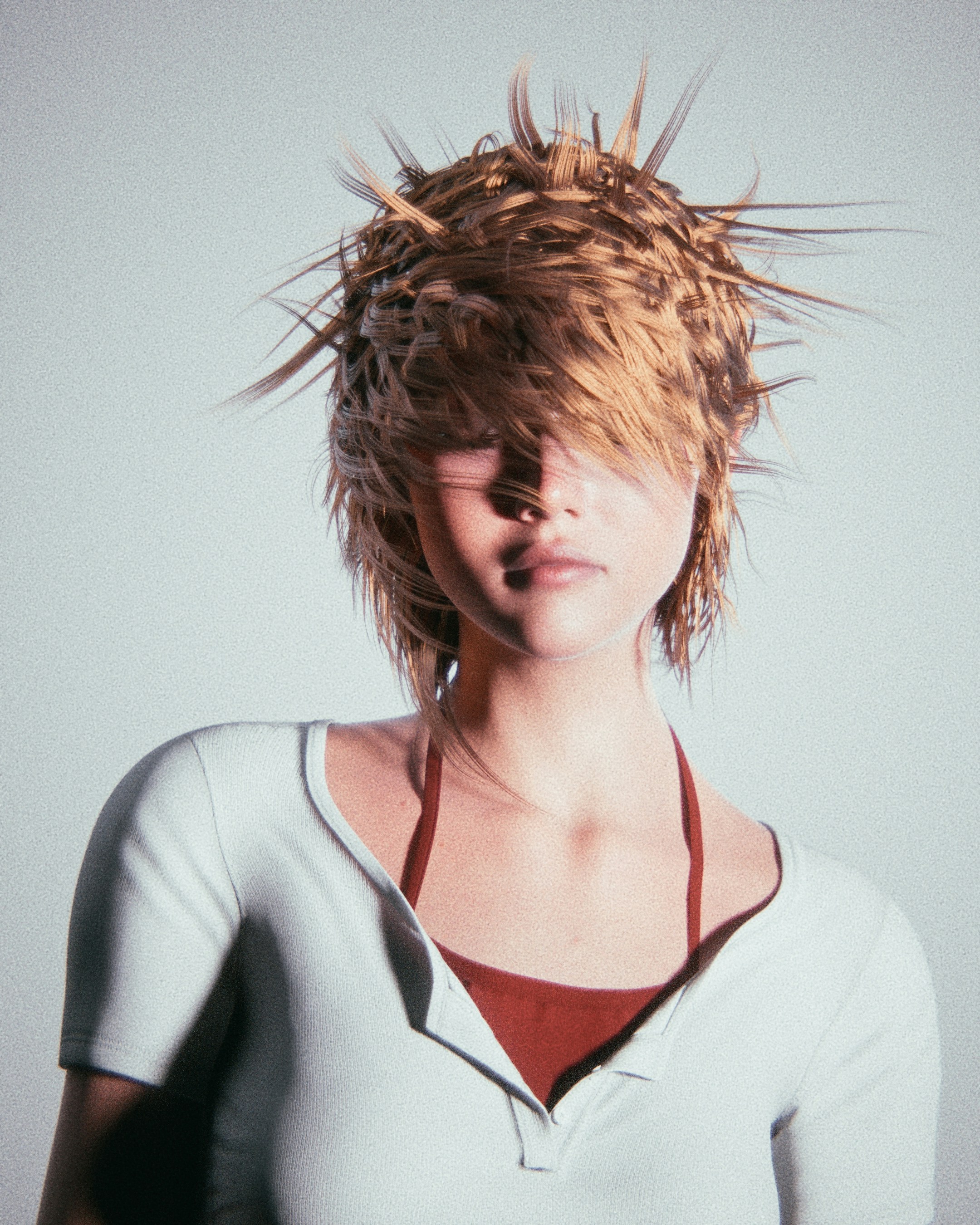 Woman poses with spiky and wild hair. photo – Free Woman Image on Unsplash