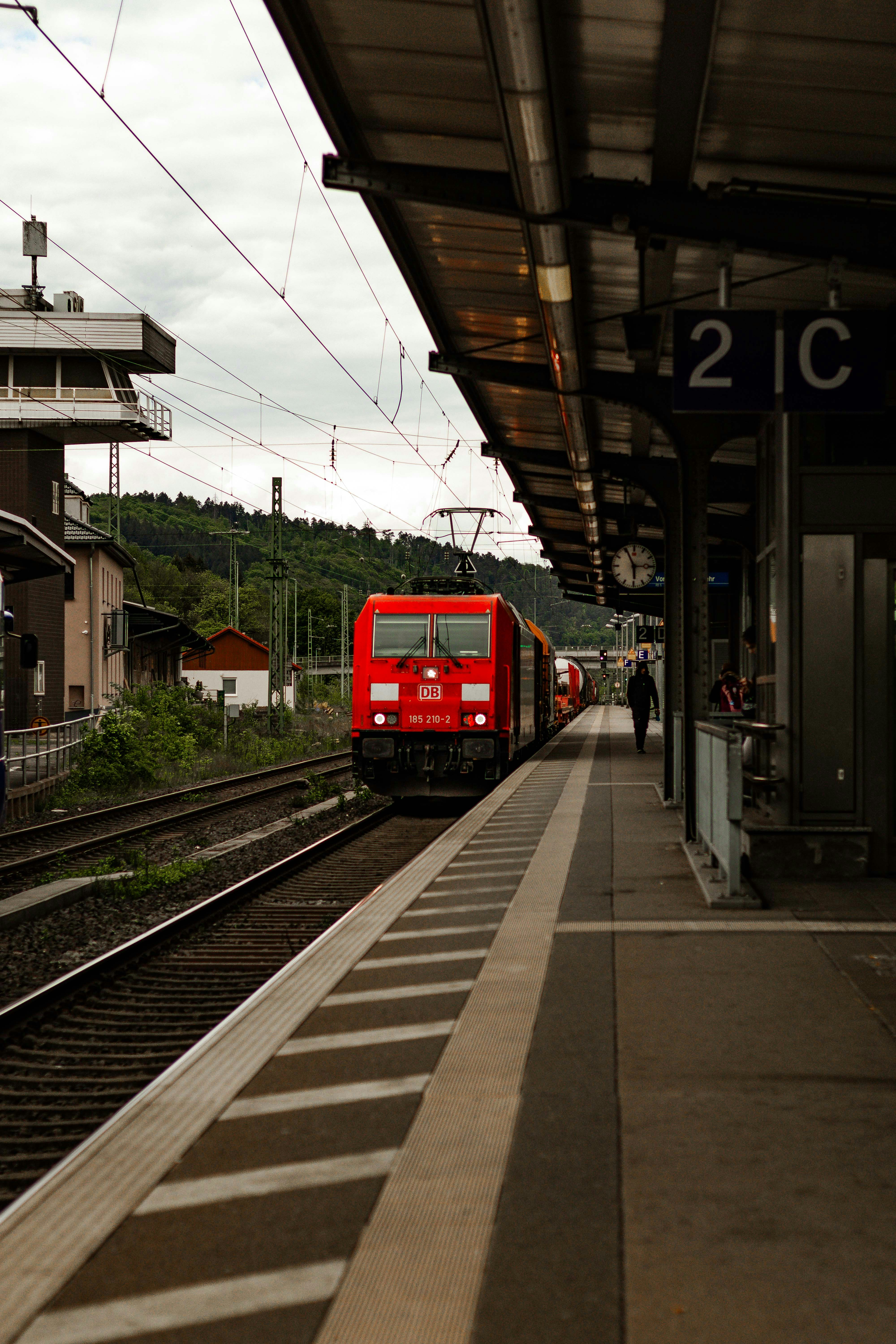 A red train arrives at the station. photo – Free Human Image on Unsplash