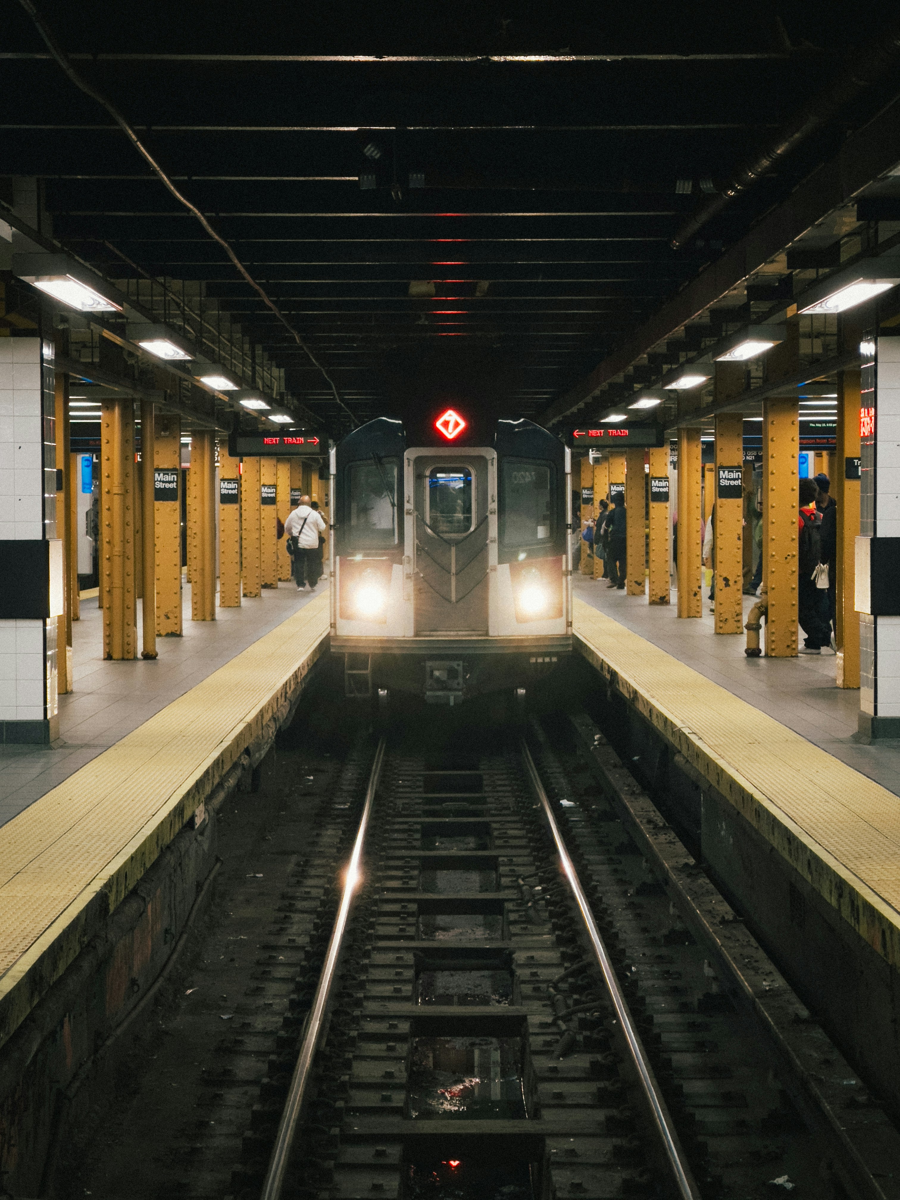 A subway train arrives at the station. photo – Free Light Image on Unsplash