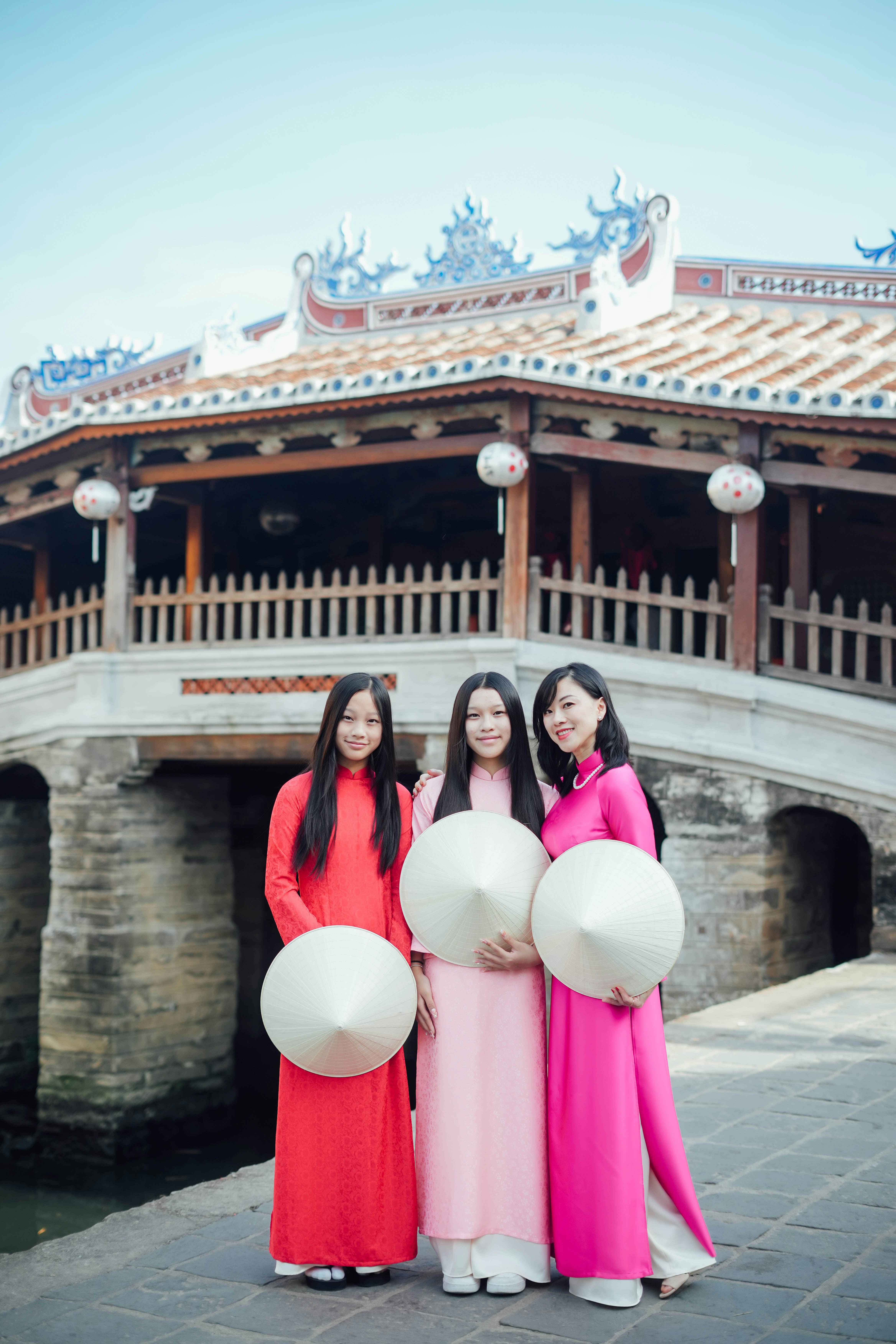 Three women pose in traditional vietnamese clothing. photo – Free Woman ...