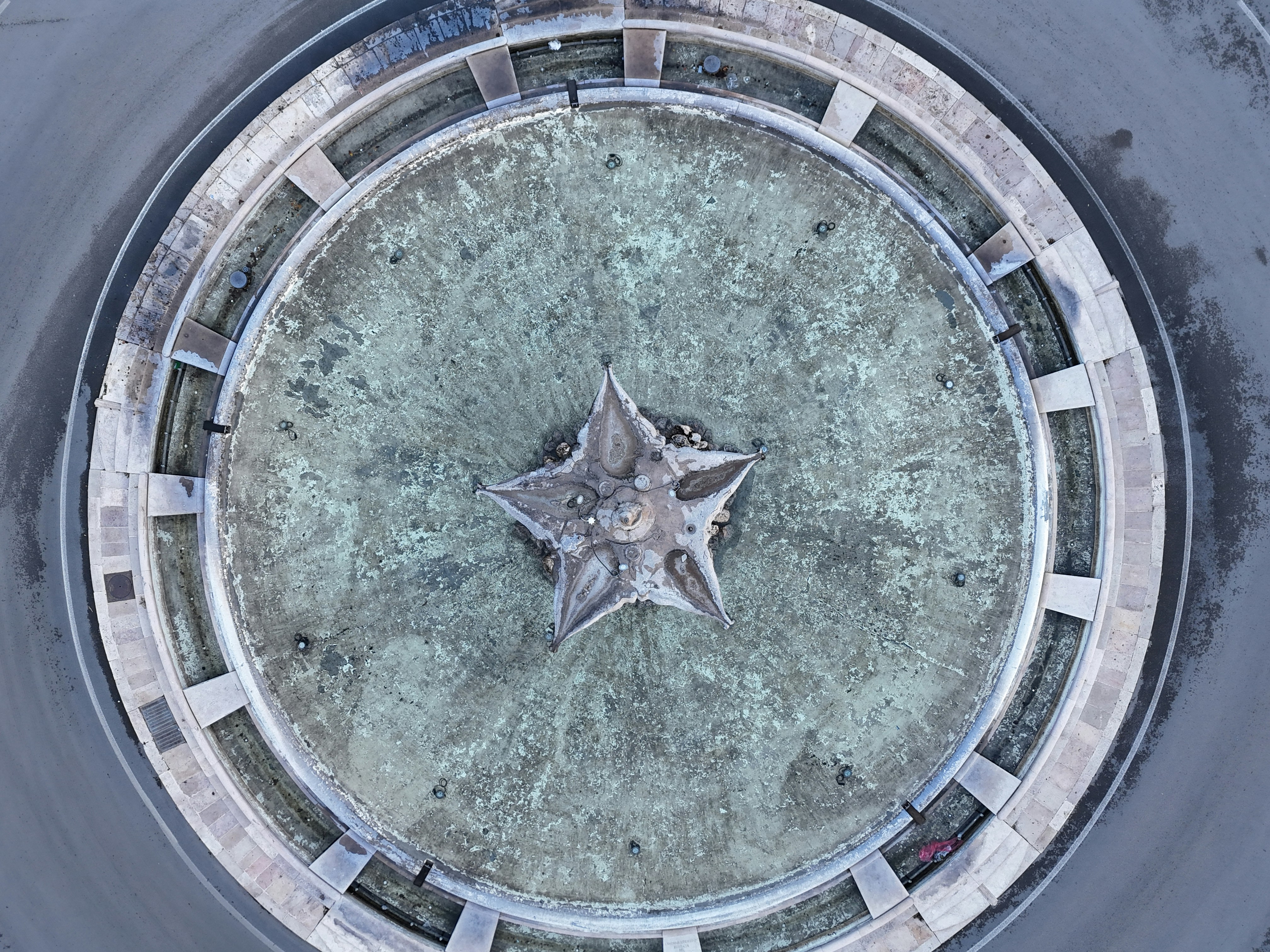 Aerial view of a star-shaped monument. photo – Free City Image on Unsplash