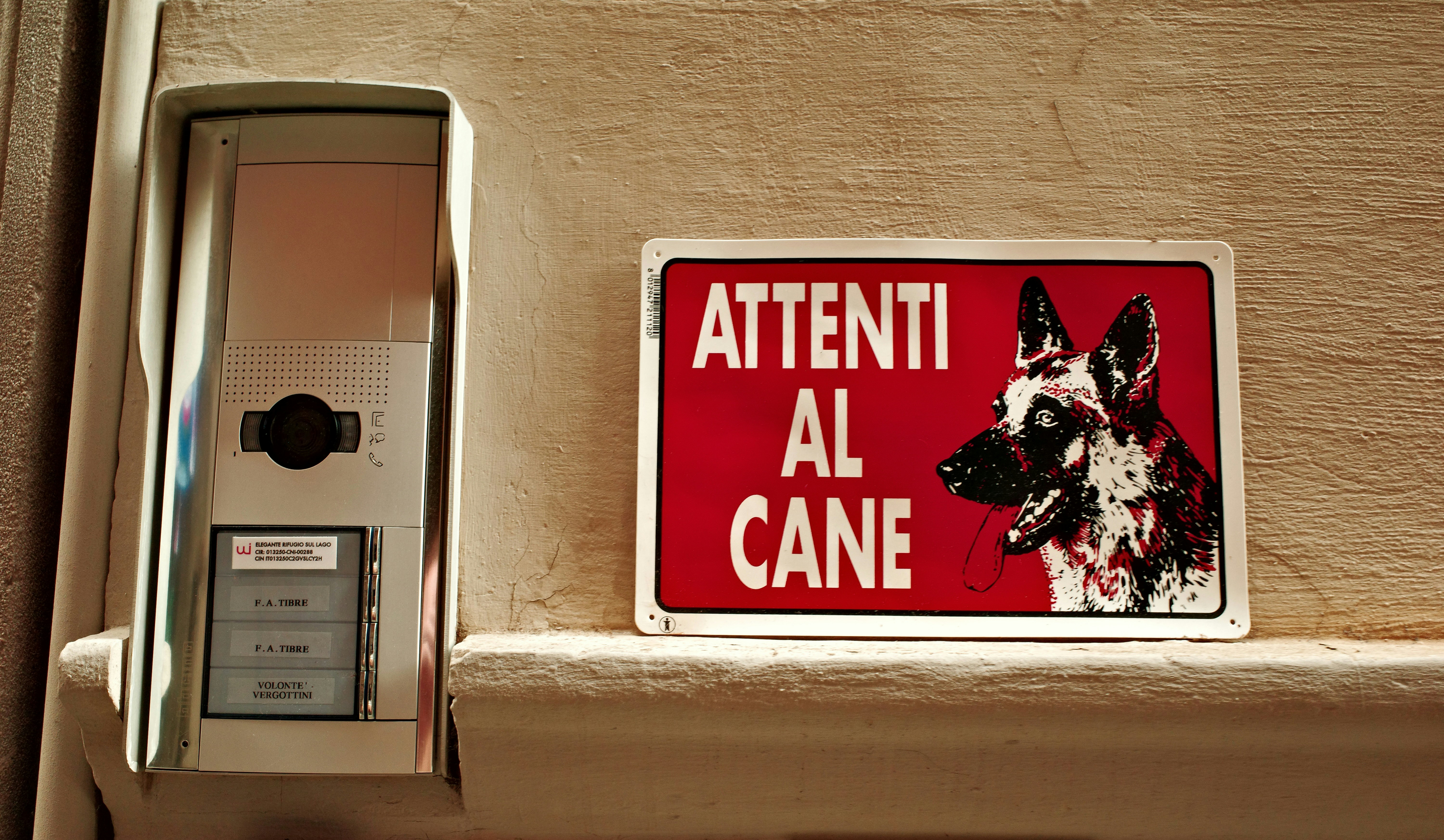 Attenti al Cane: A Bold Italian Dog-Warning Sign on a Quiet Wall