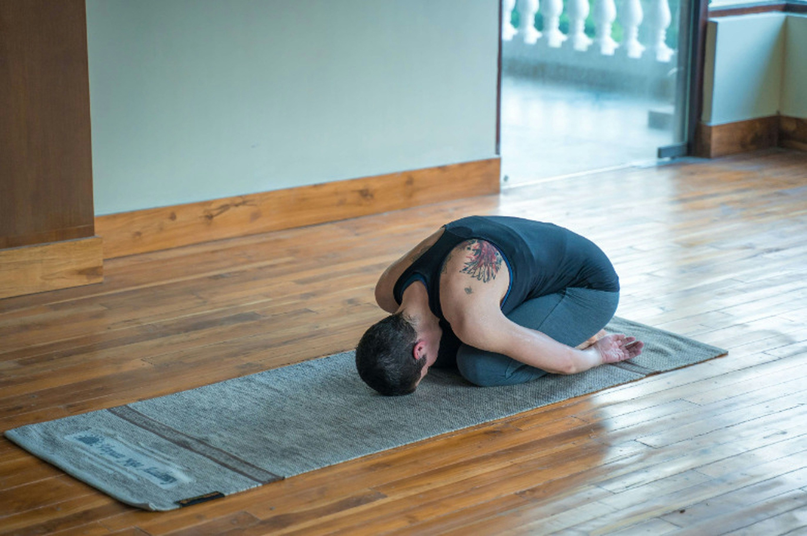 Une personne fait une pose de yoga. photo – Image gratuite de Homme sur ...
