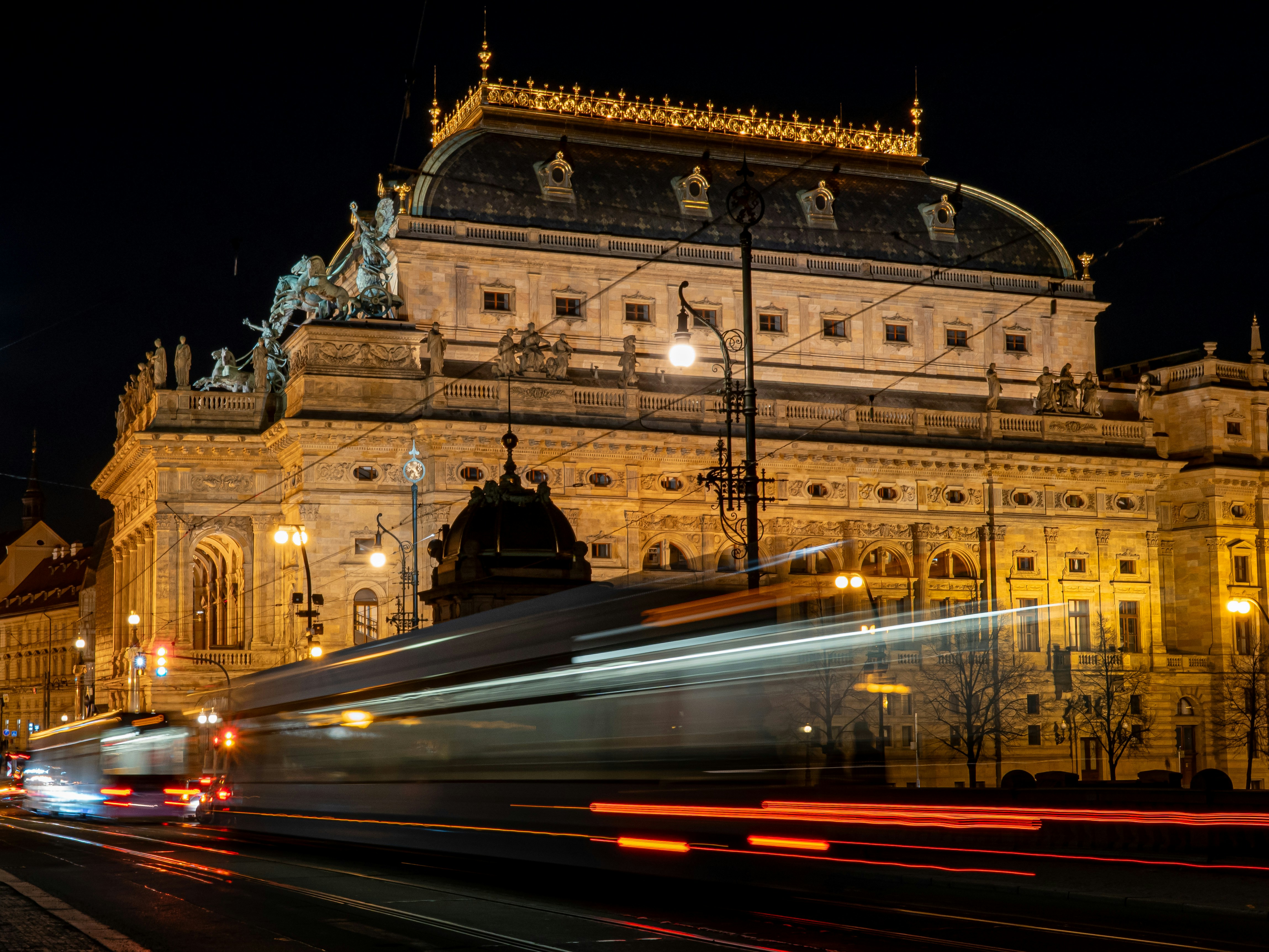 Vista nocturna de un hermoso edificio con luces borrosas. foto – Imagen de Edificio gratuita en ...
