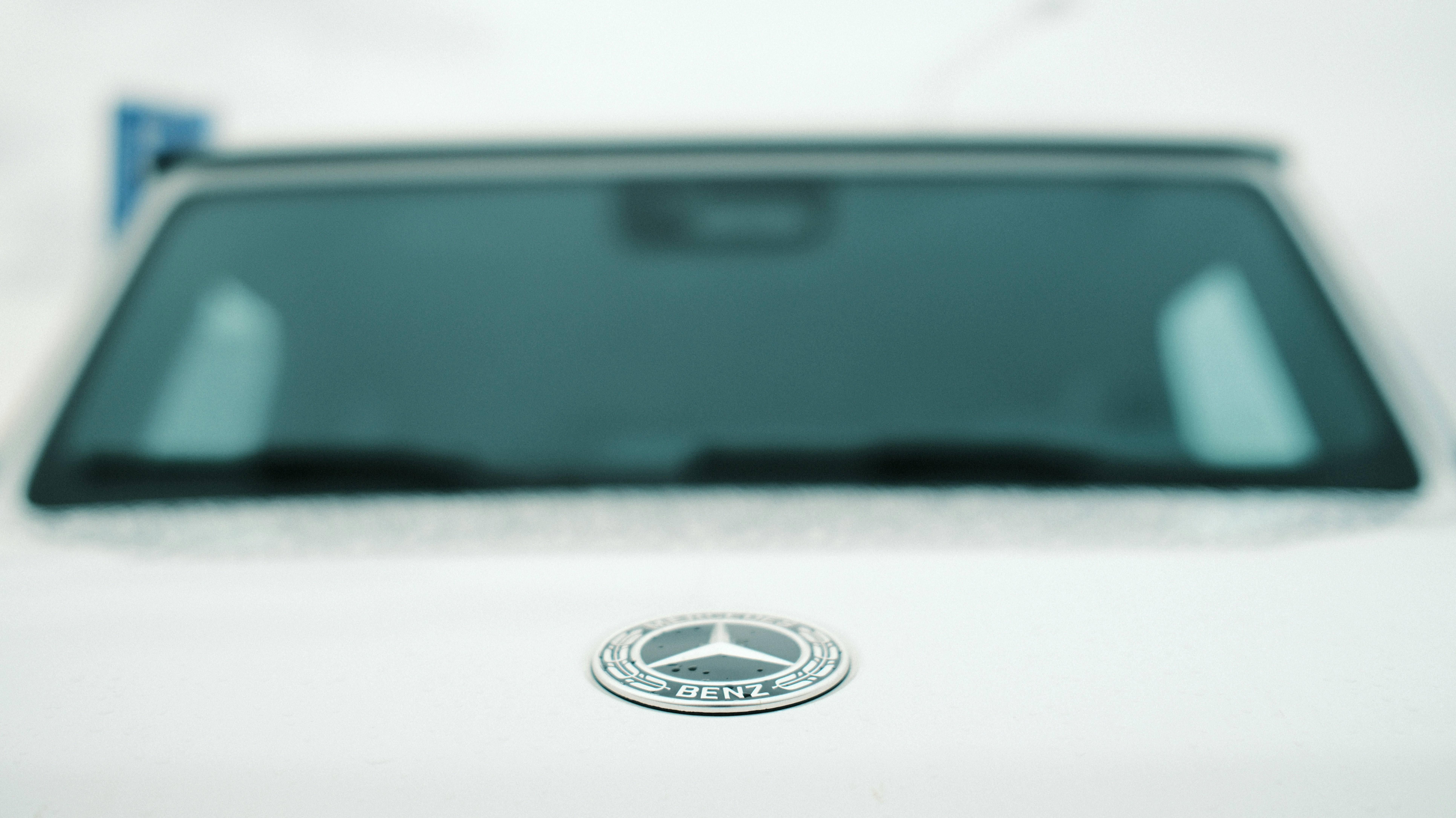A mercedes emblem on a car's back. photo – Free Car Image on Unsplash