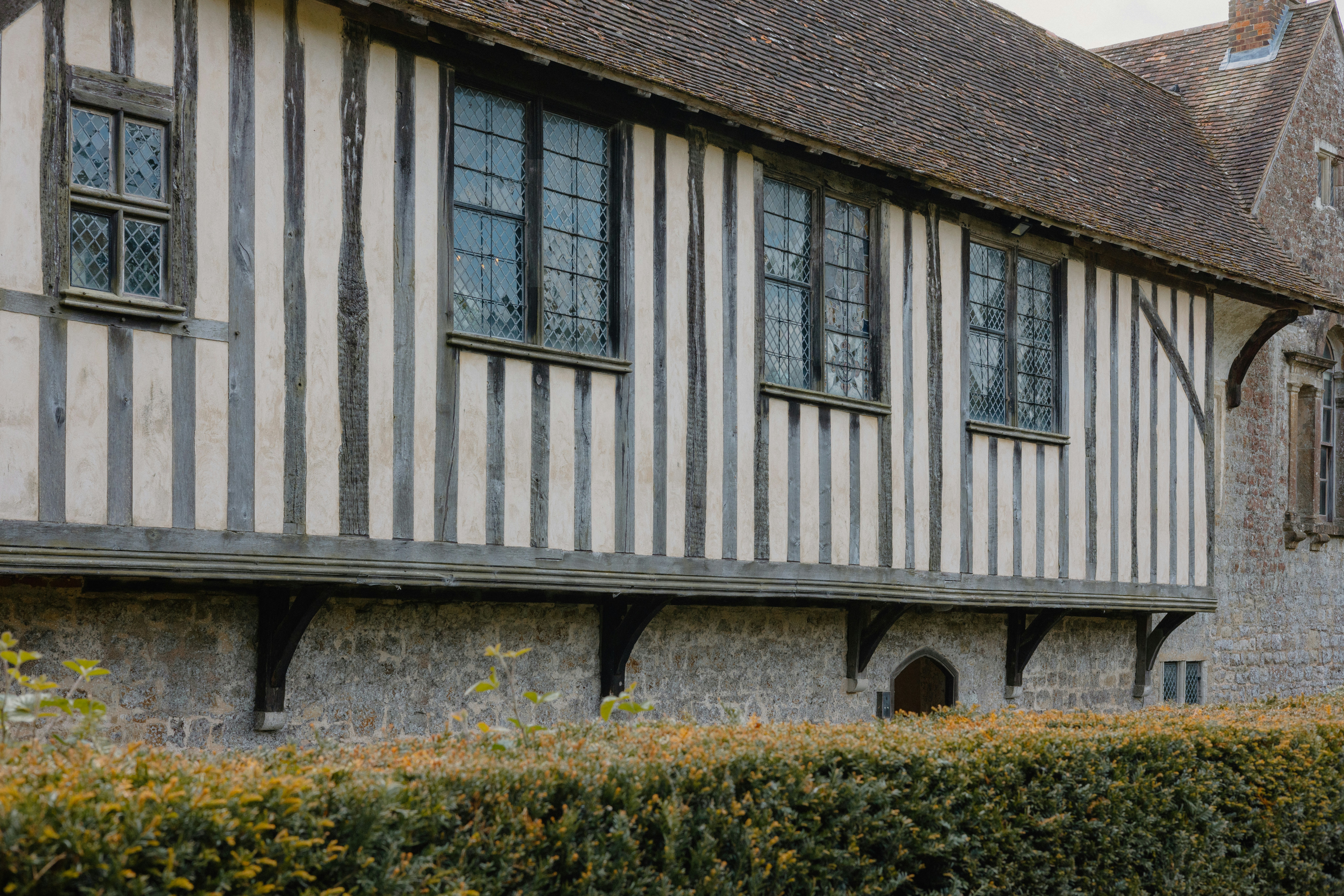 Aquí hay una leyenda: una casa antigua cuenta con marcos de madera a la vista. foto – Imagen de ...
