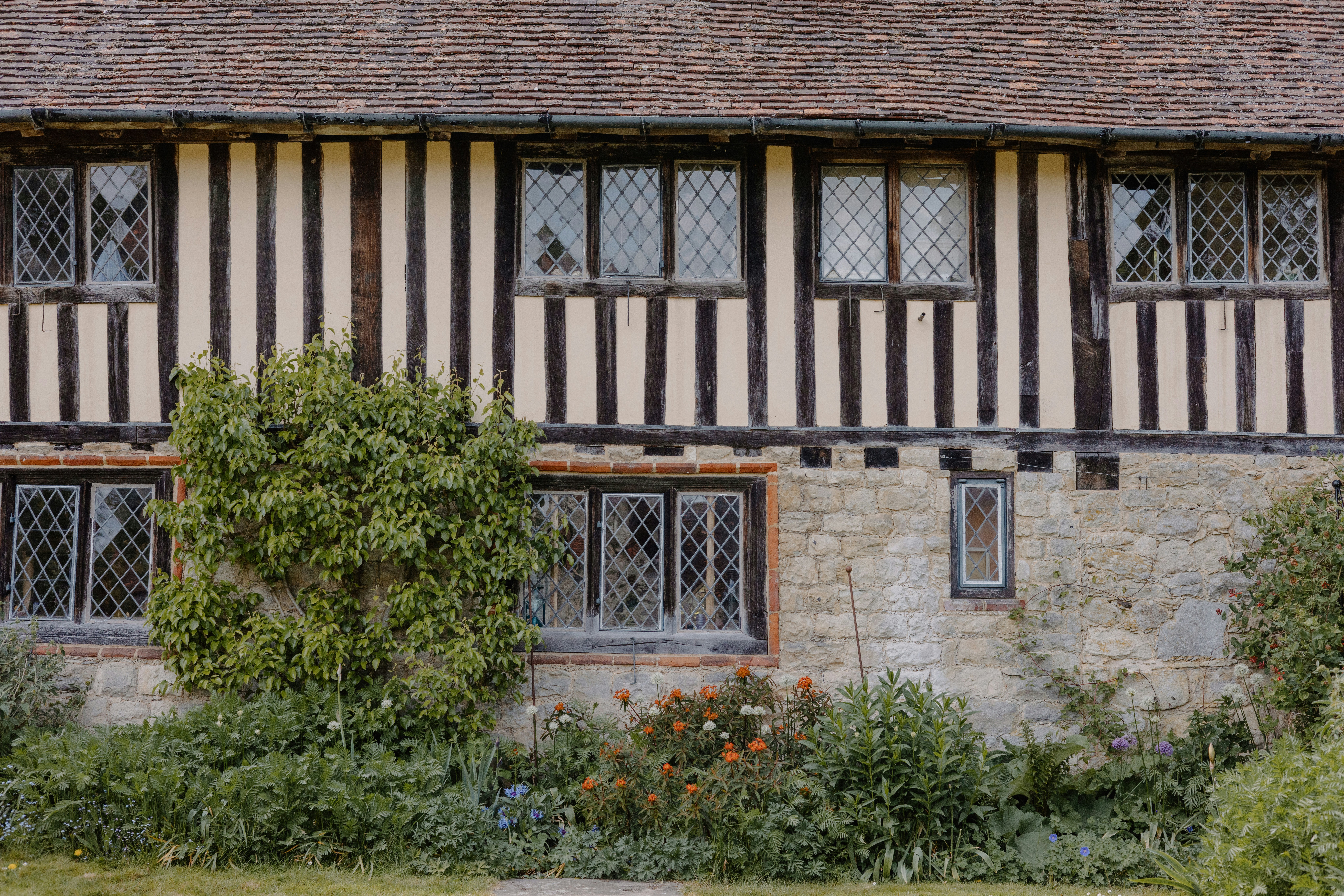 Historic tudor-style building with leaded windows. photo – Free ...
