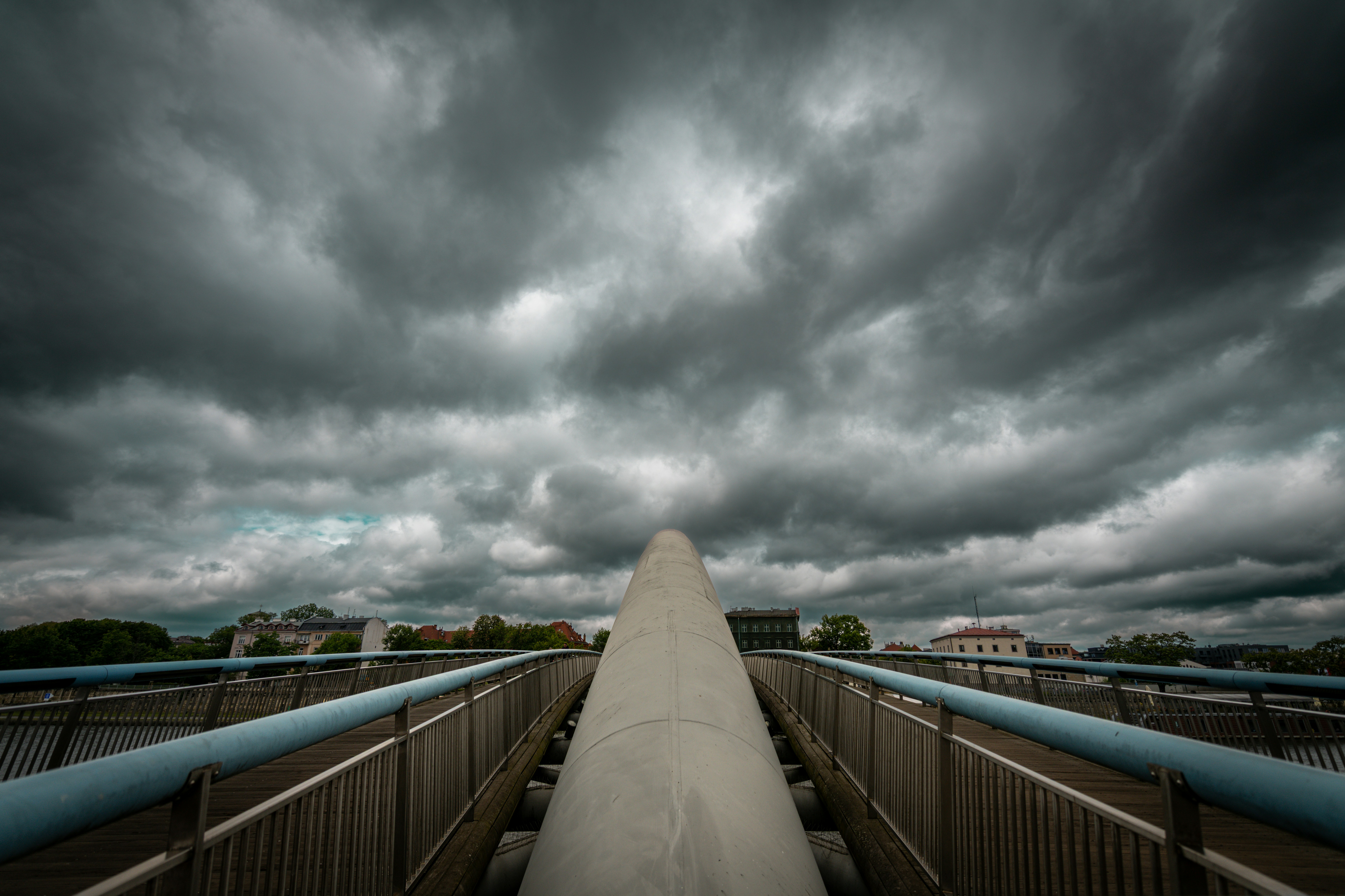 Converging Lines to the Storm: Central Beam Guided Across a Bridge