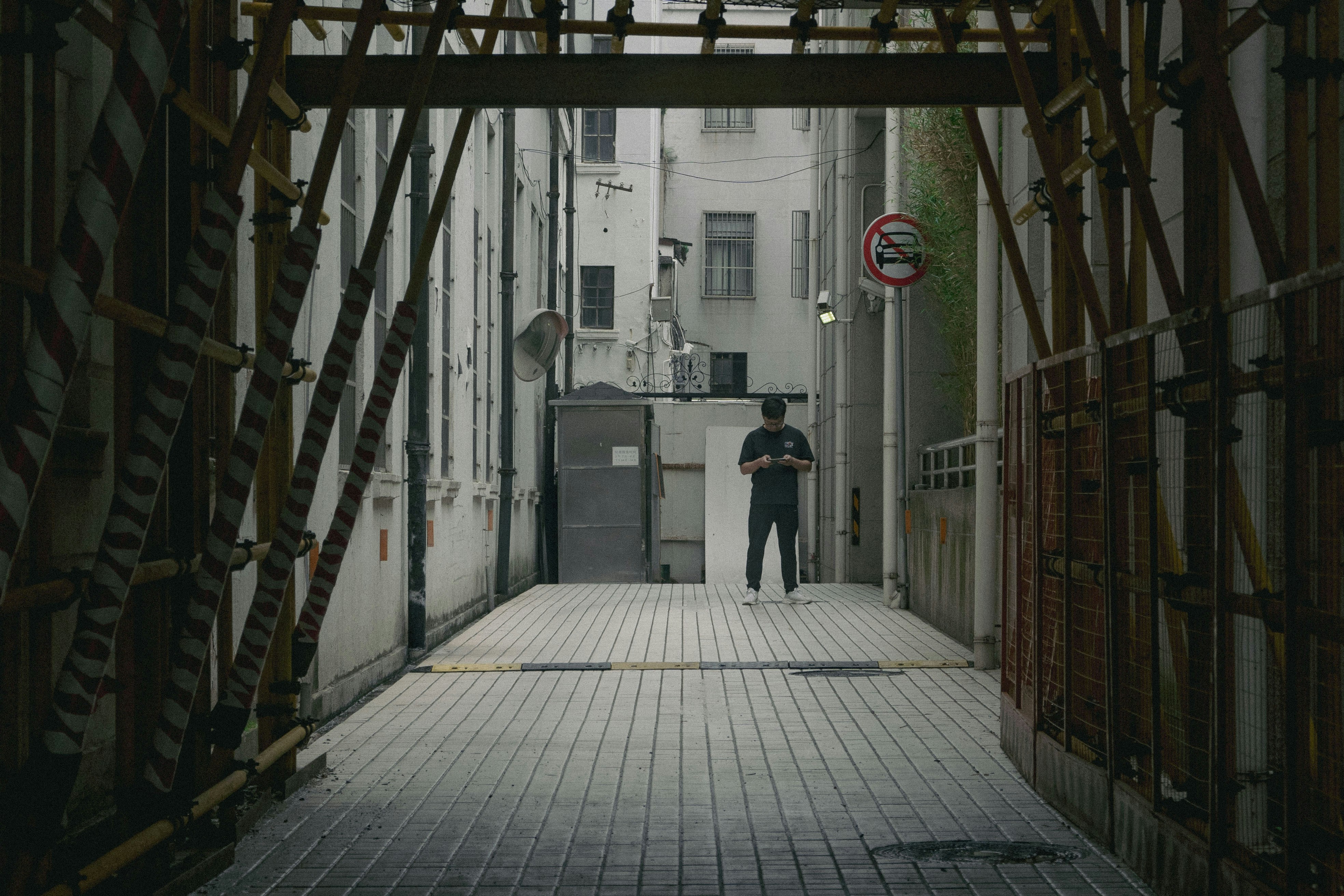 End of the Scaffolded Corridor: A Quiet Urban Frame