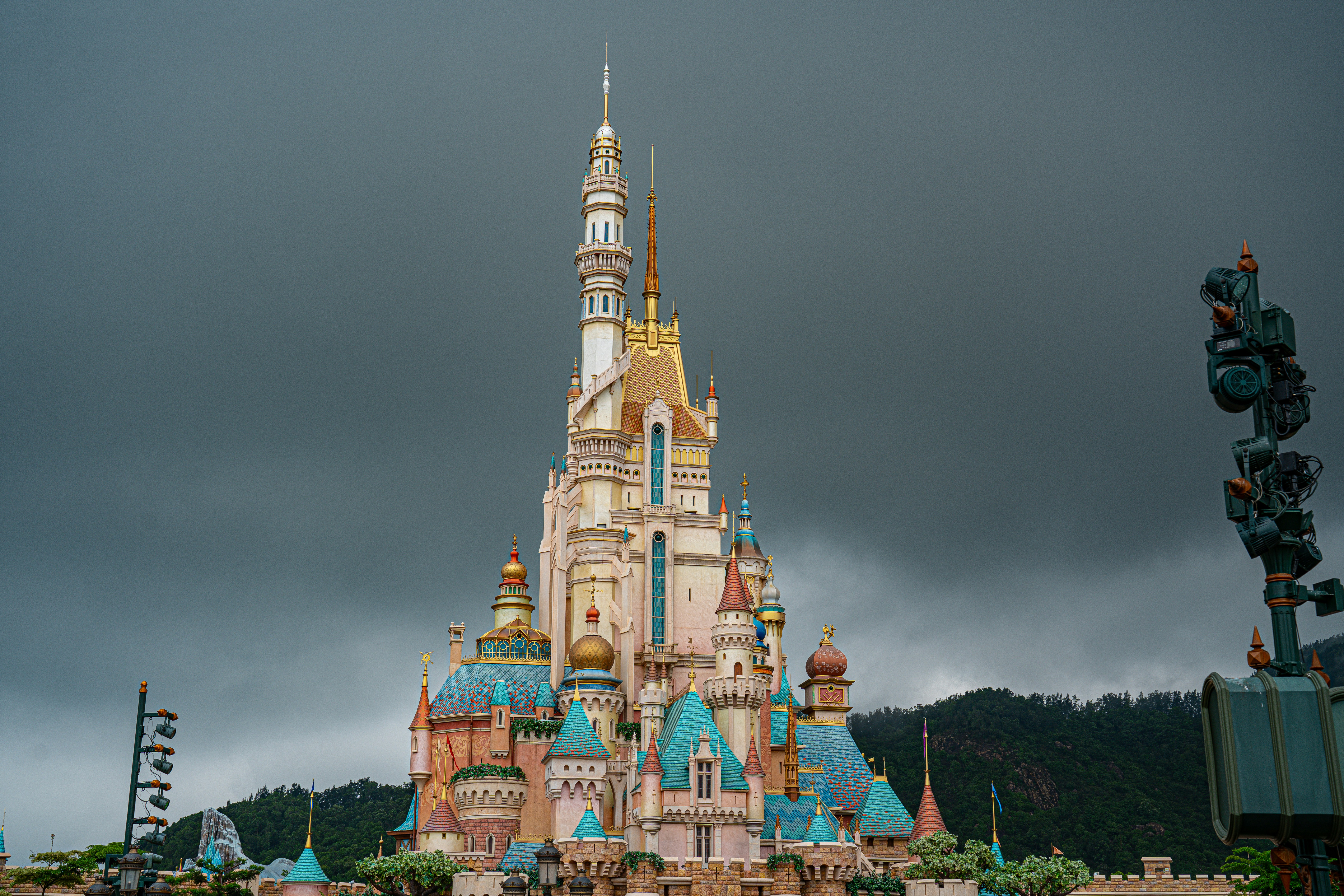El castillo de Disney se alza bajo un cielo tormentoso. foto – Imagen ...