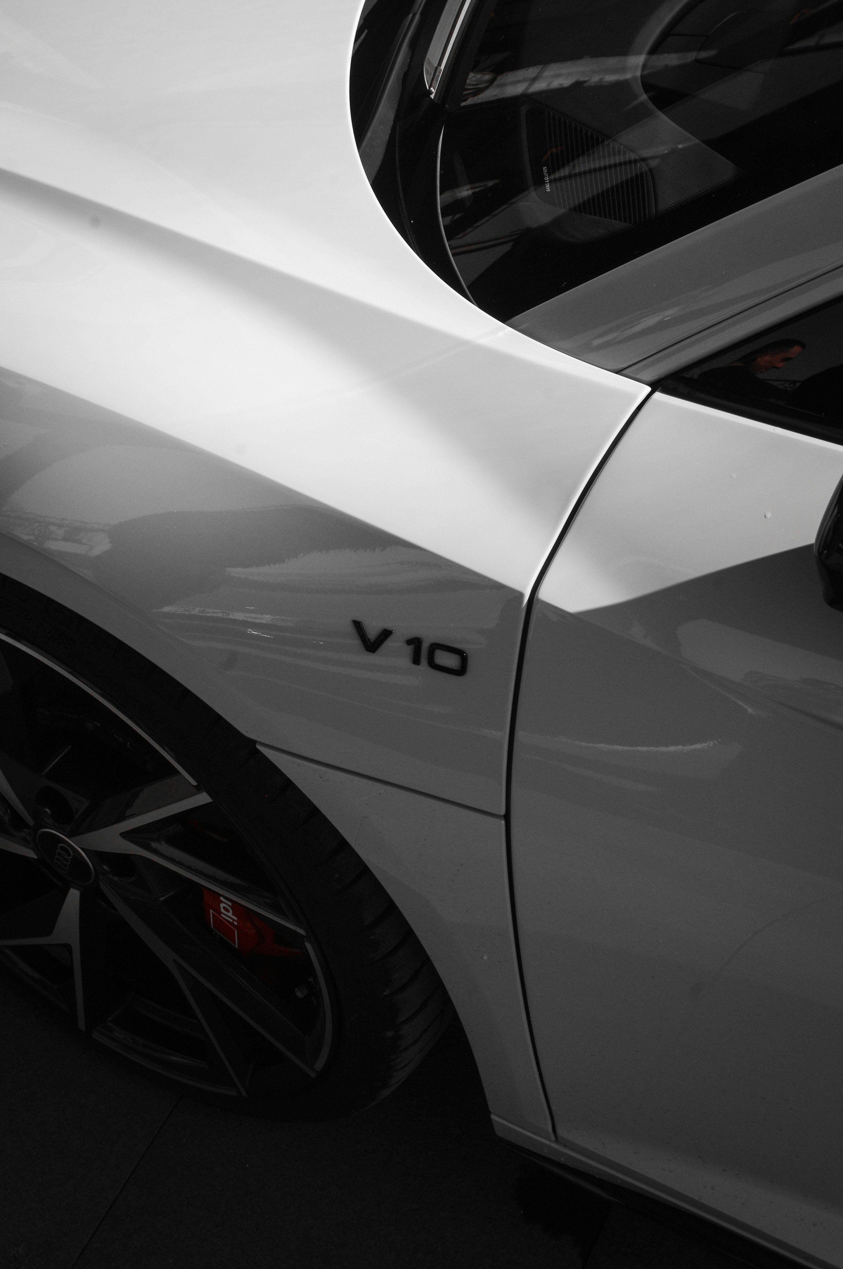 Monochrome Contours: The V10 Badge and Wheel Rhythm of a Modern Supercar