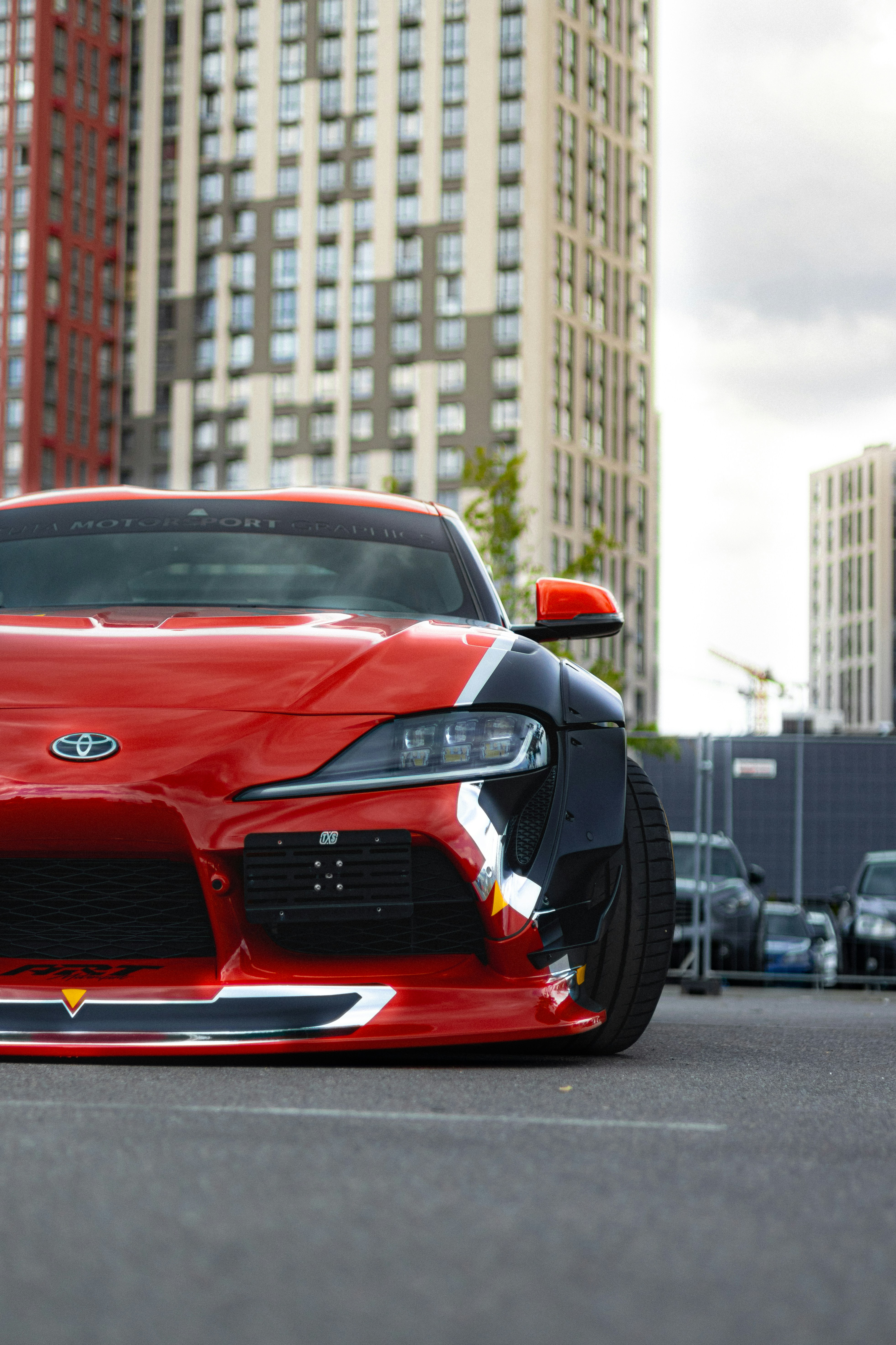 Foto Sebuah toyota supra merah diparkir di depan gedung. – Gambar Mobil ...