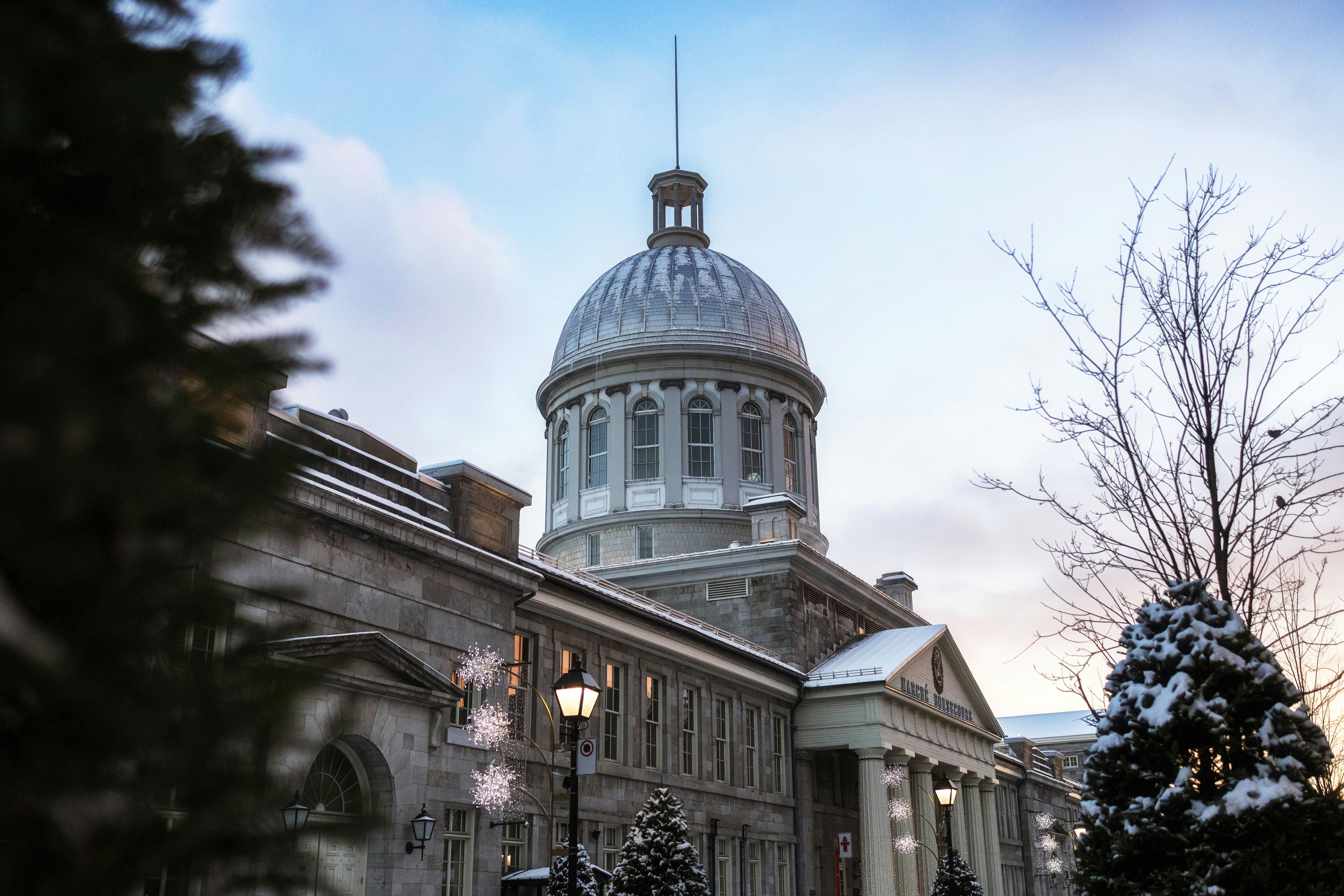 A snowy building has a large dome. photo – Free Travel Image on Unsplash