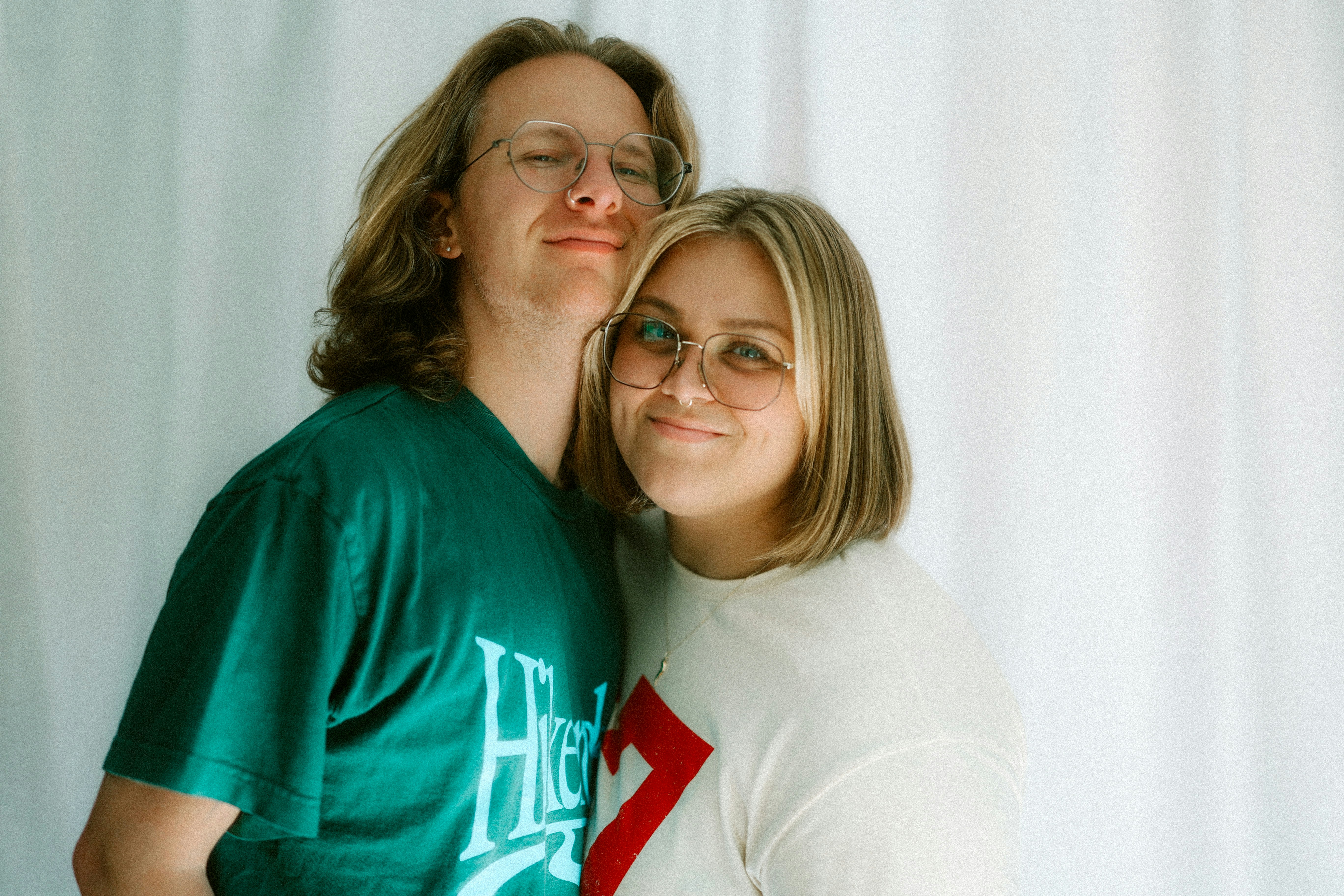 Two people smiling together. photo – Free Woman Image on Unsplash
