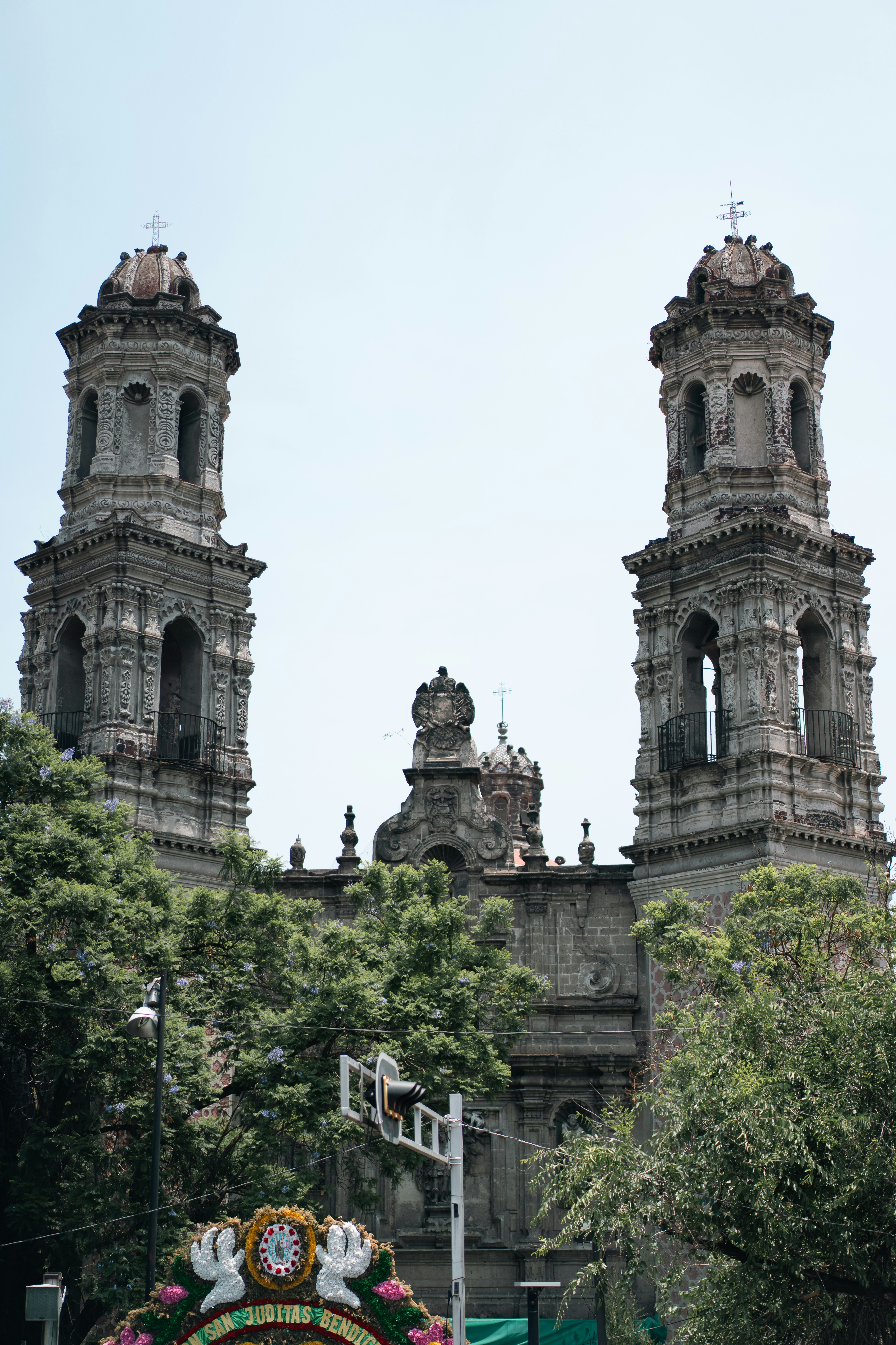 Una hermosa iglesia con dos torres prominentes. foto – Imagen de ...