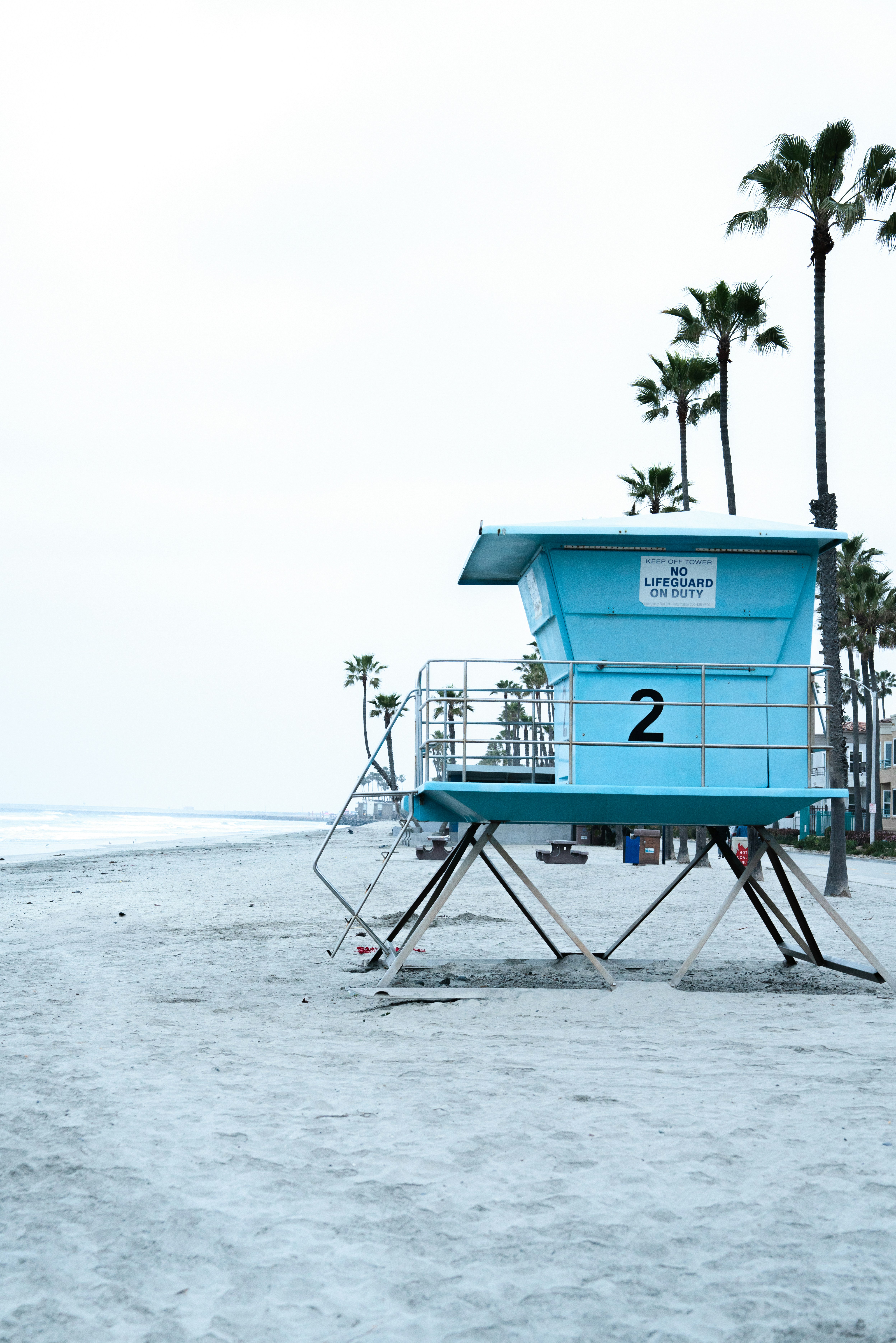 A blue lifeguard tower sits on a sandy beach. photo – Free Travel Image ...