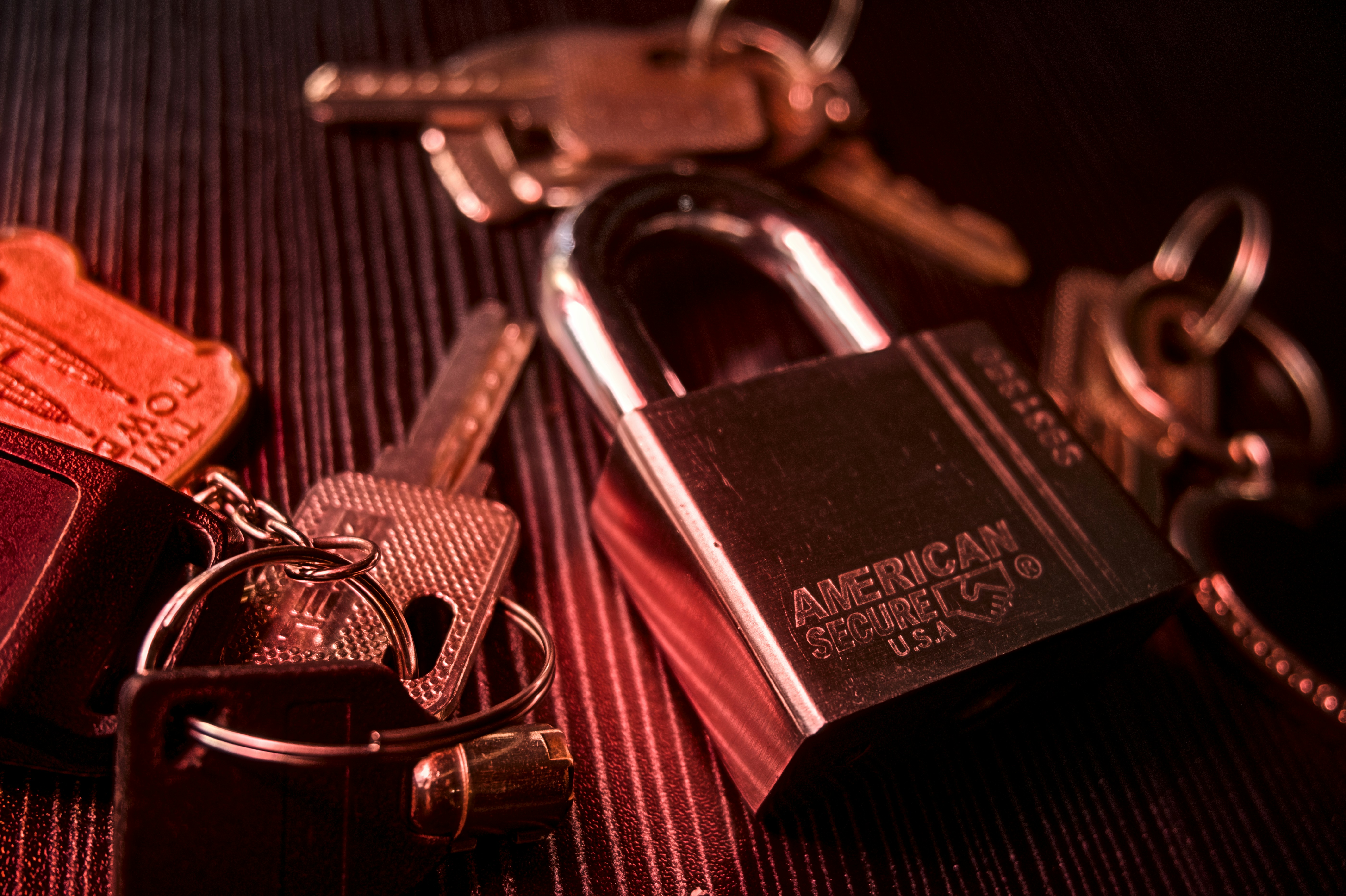 Keys and a padlock sit in a close-up shot. photo – Free Dark background ...